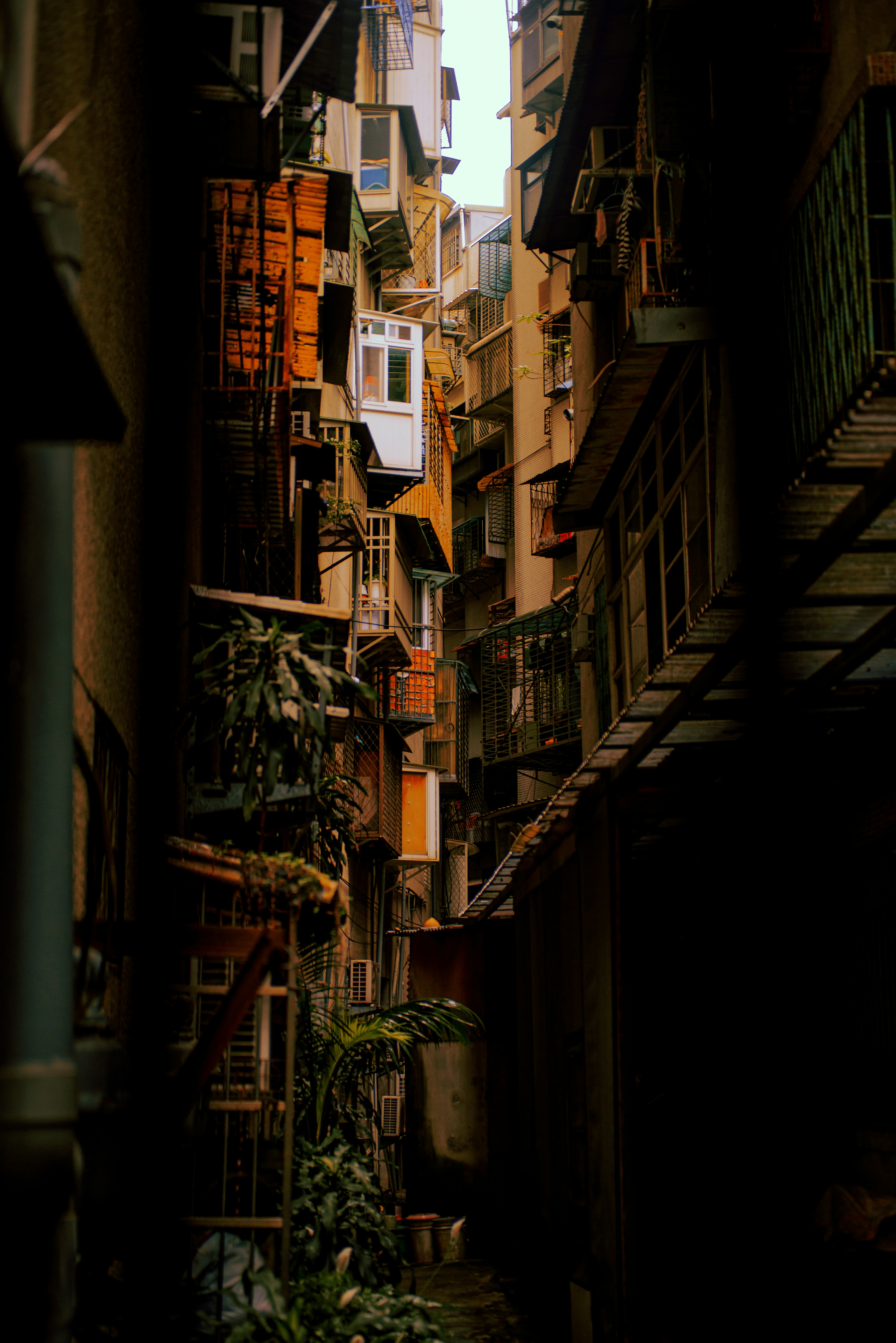 A narrow alley way in a city with lots of buildings photo – Free ...