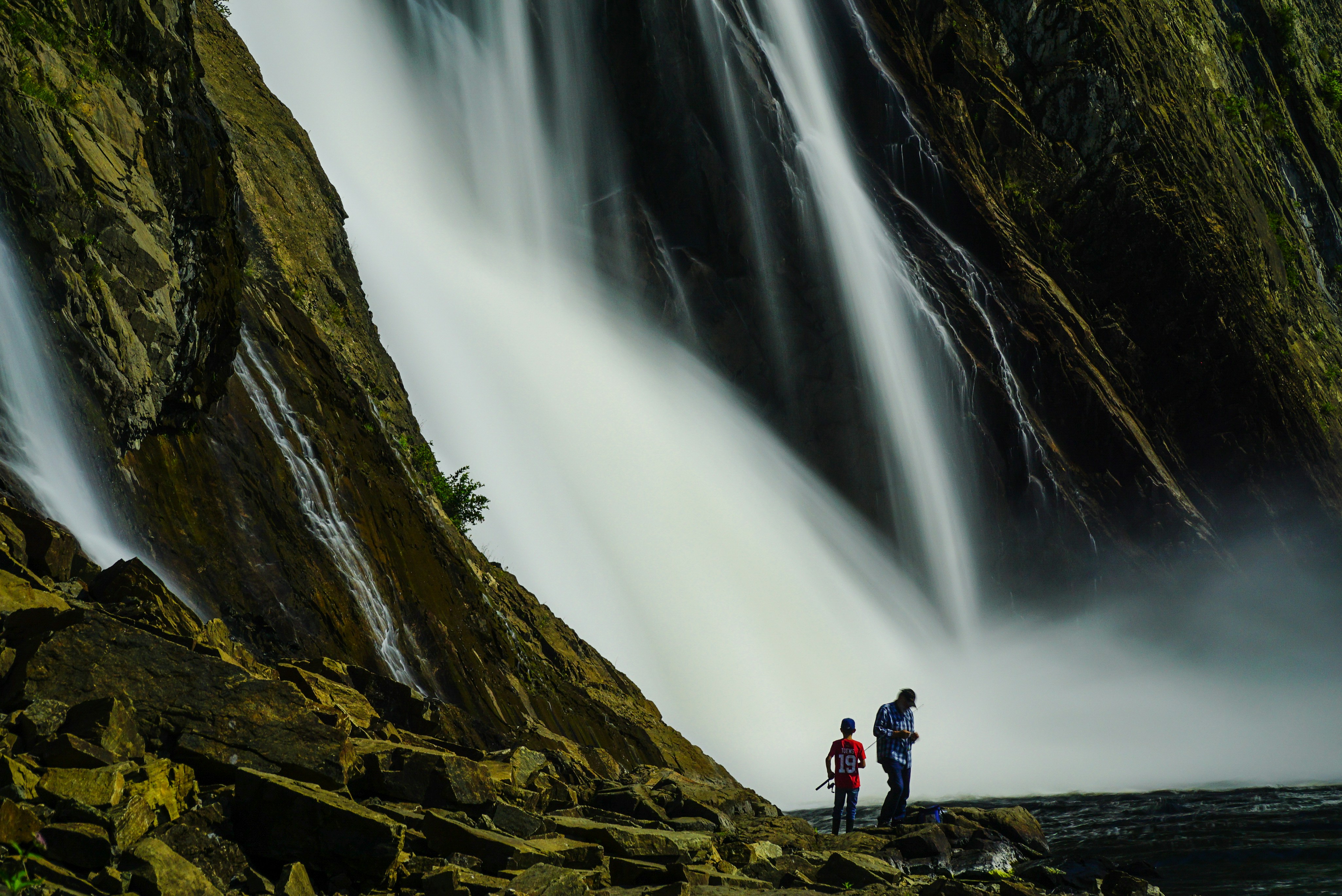 Deux personnes debout devant une cascade photo – Photo Québec Gratuite ...