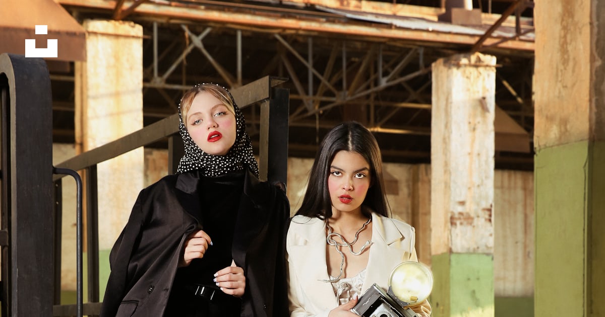 Deux Femmes Assises Sur Un Banc Devant Un Train Photo Photo Mode