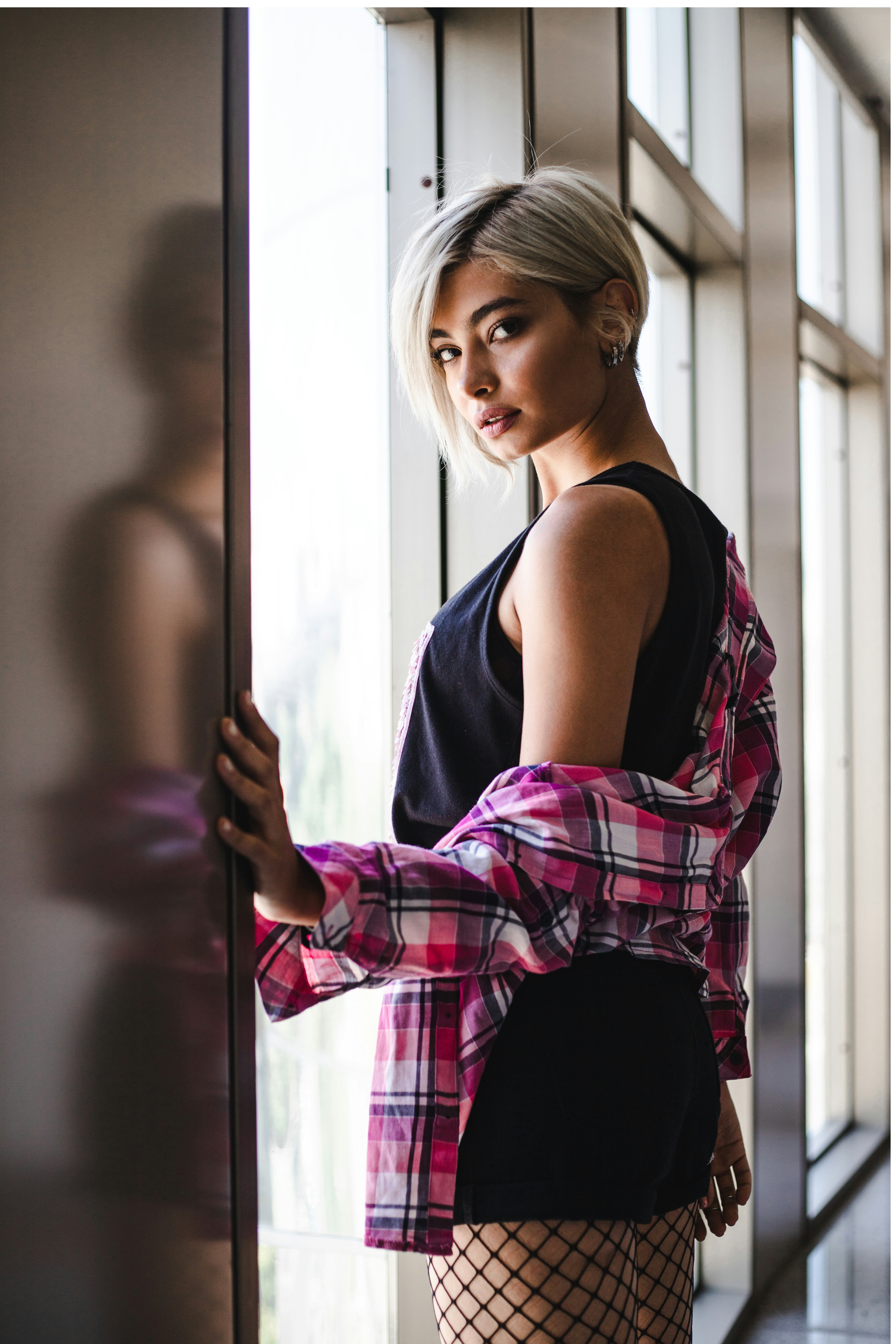 Une femme pose pour une photo en bas photo – Photo Le sourire Gratuite ...