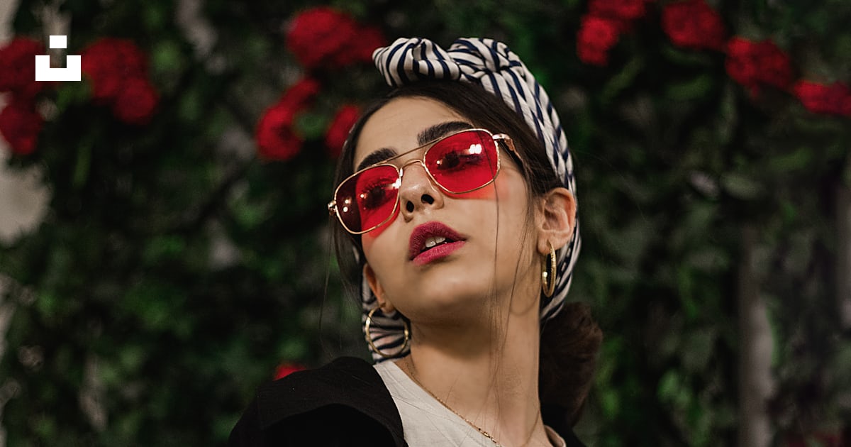 Foto Uma Mulher Que Usa óculos De Sol Vermelhos E Uma Jaqueta Preta