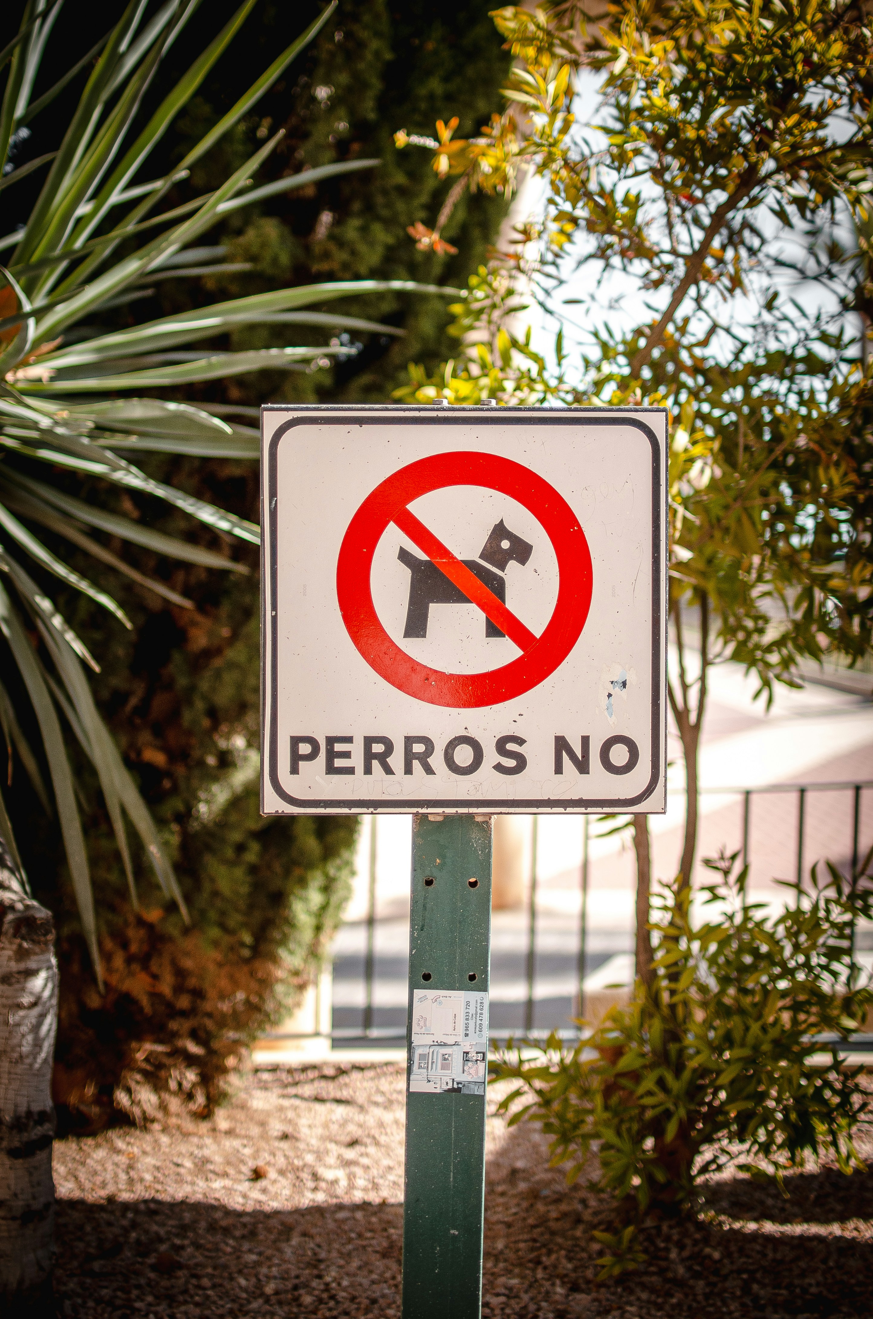 A sign that is on a pole in the dirt photo – Free Calp Image on Unsplash