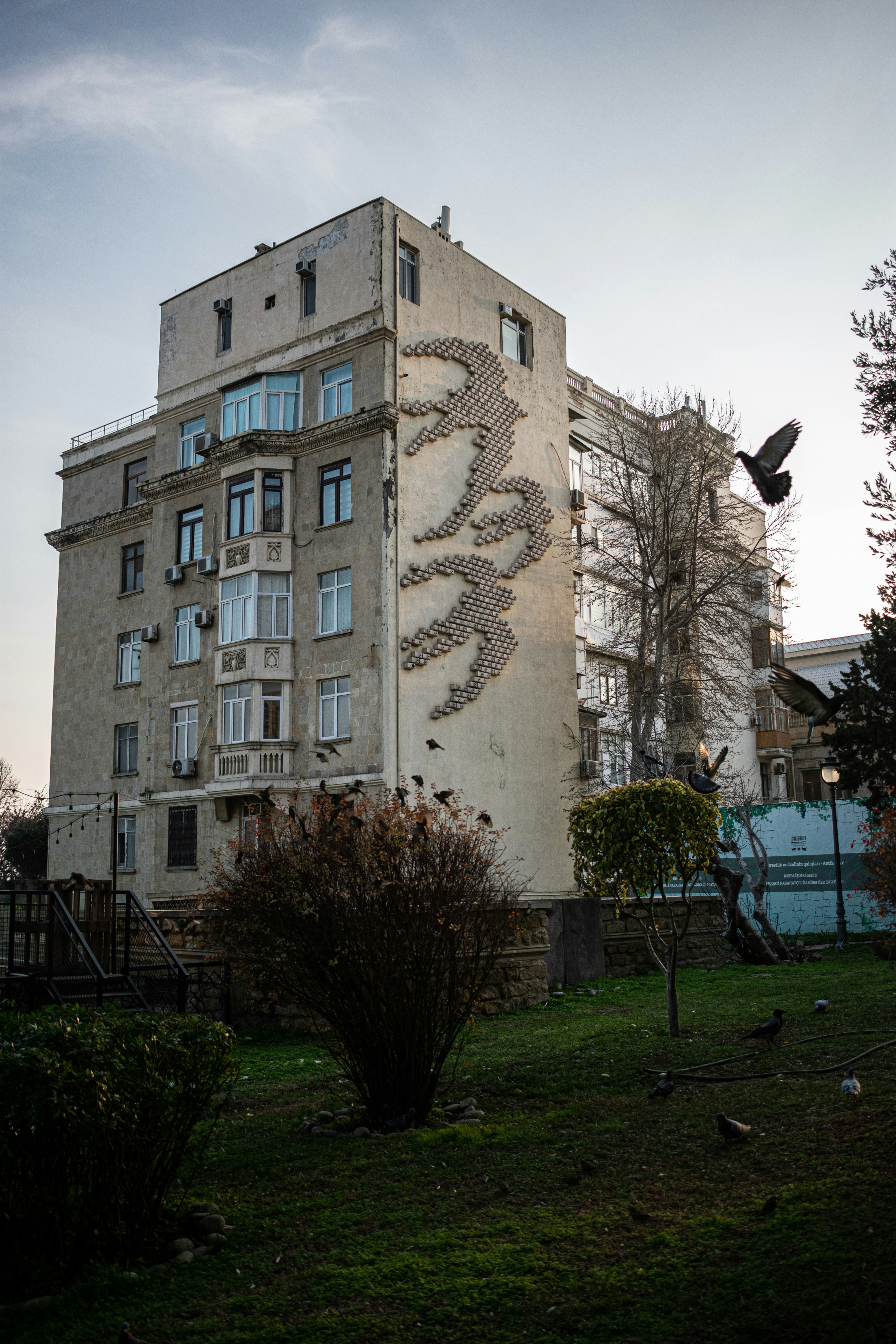 Orbed Runner: A Node Mosaic Clinging to a City Block