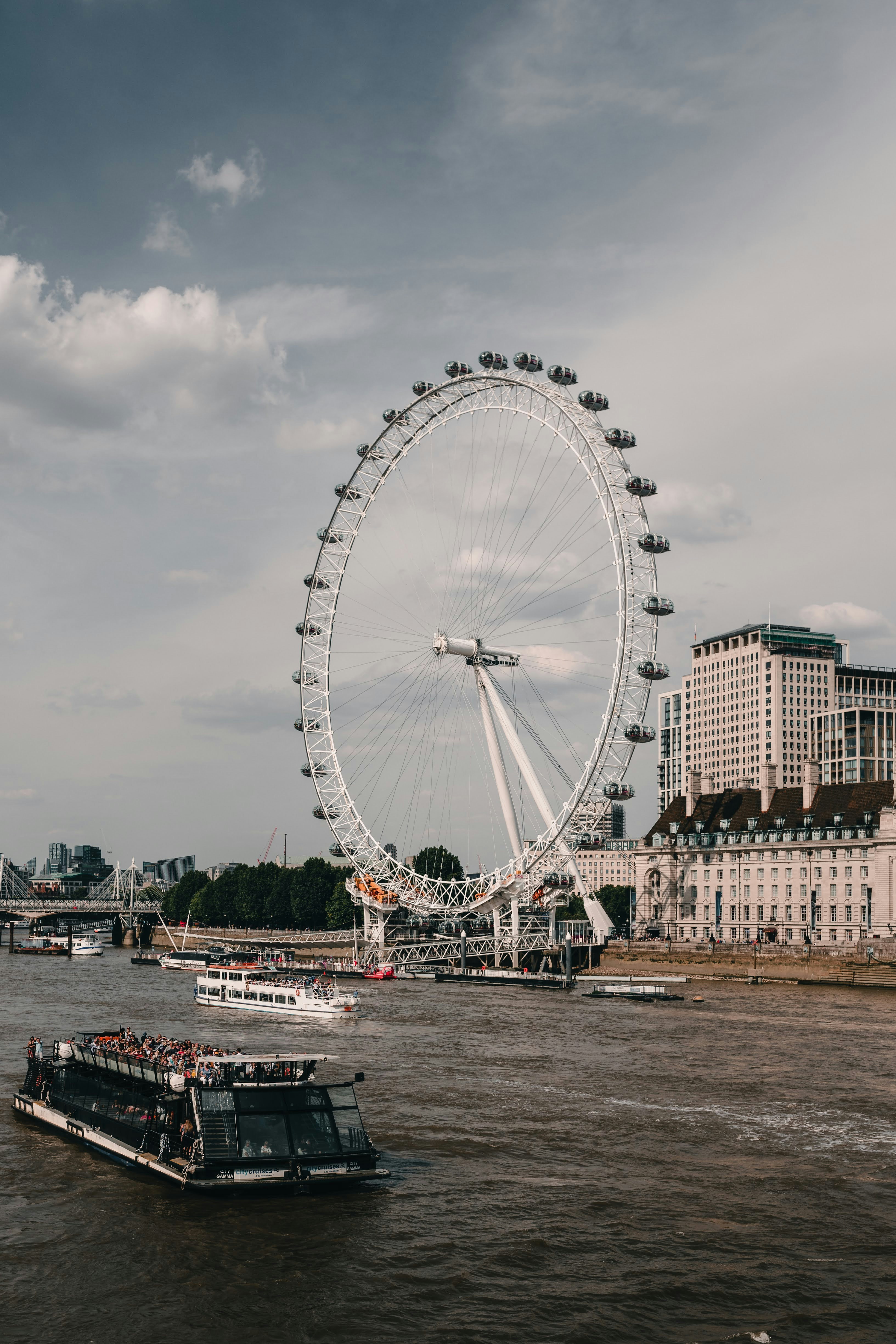 Une grande roue au milieu d’un plan d’eau photo – Photo Grande roue ...