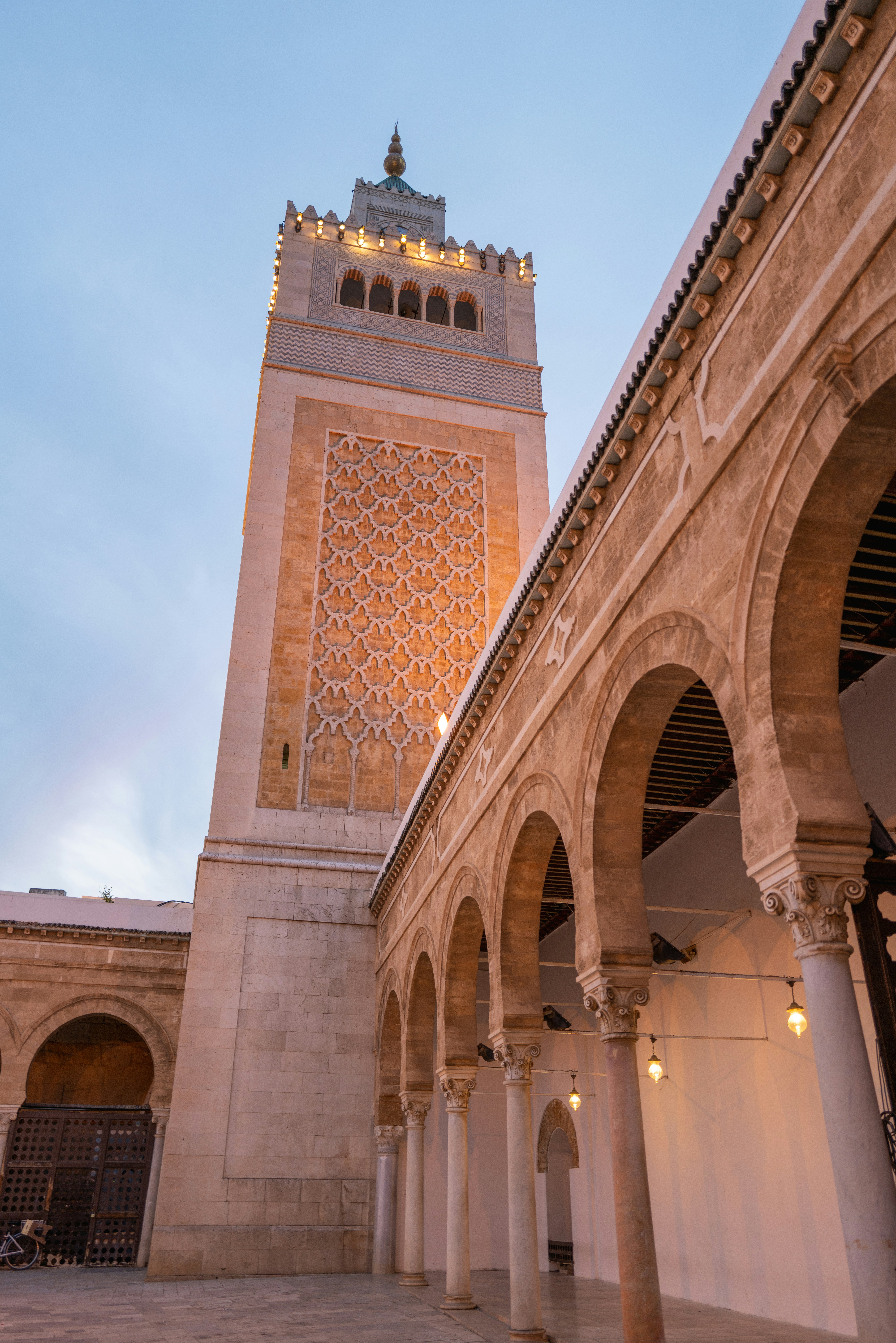 Tunisi, moschea Zaytouna, il minareto. Tunis, Zaytuna mosque, the minaret | a tall clock tower towering over a city