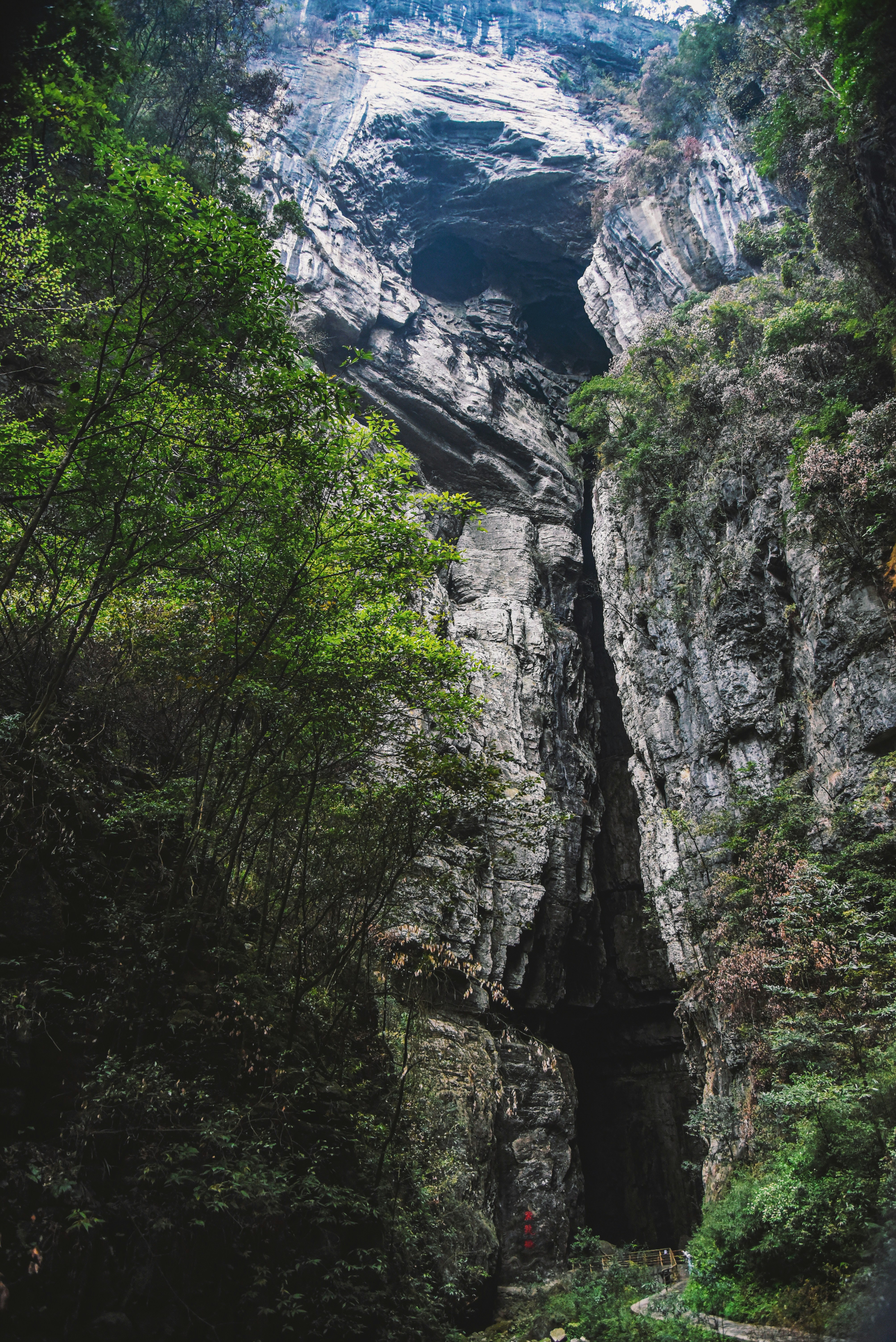 Un tunnel étroit sur le flanc d’une montagne photo – Photo Paysage ...