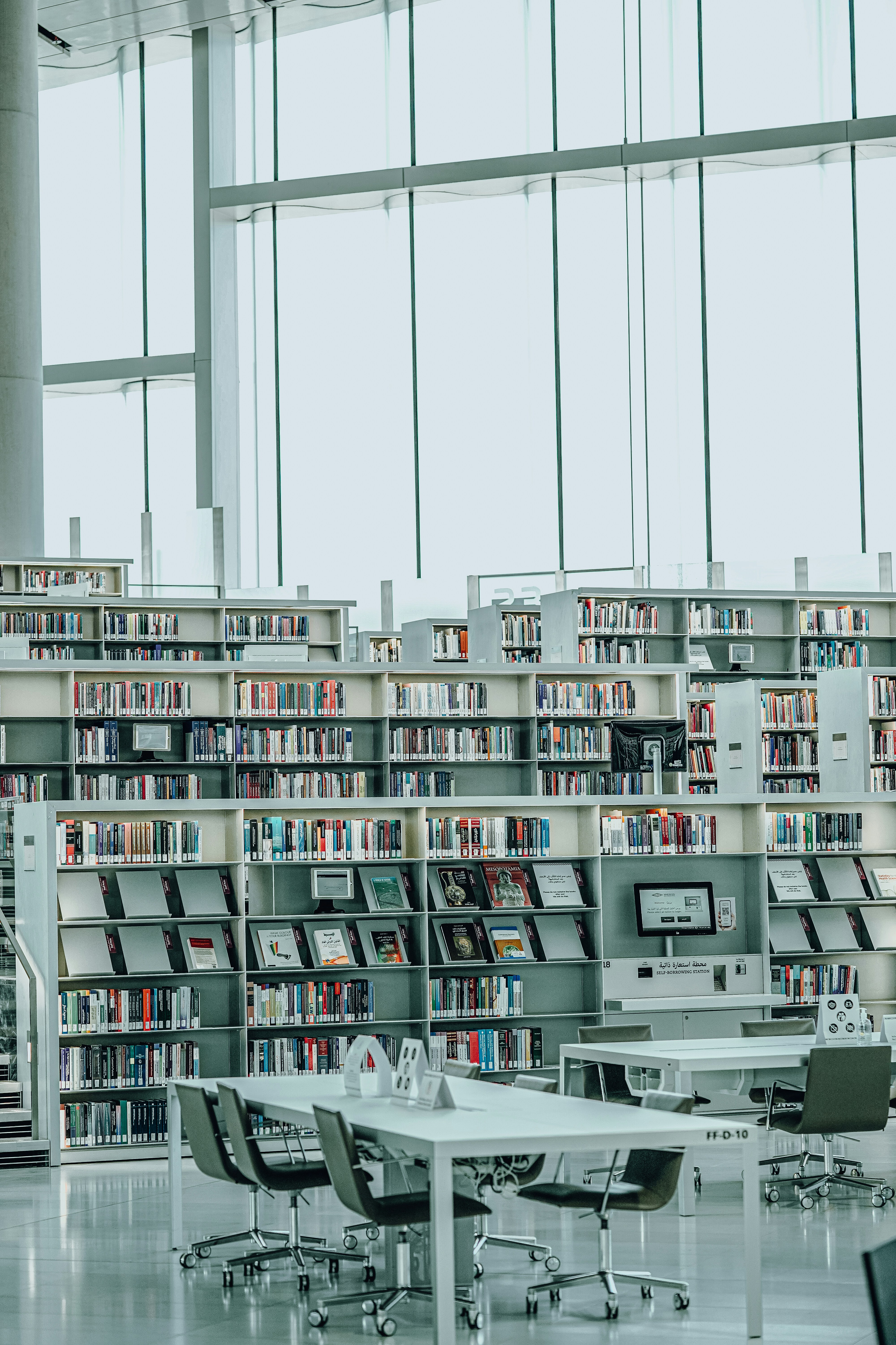 A library filled with lots of books and desks photo – Free Doha Image ...