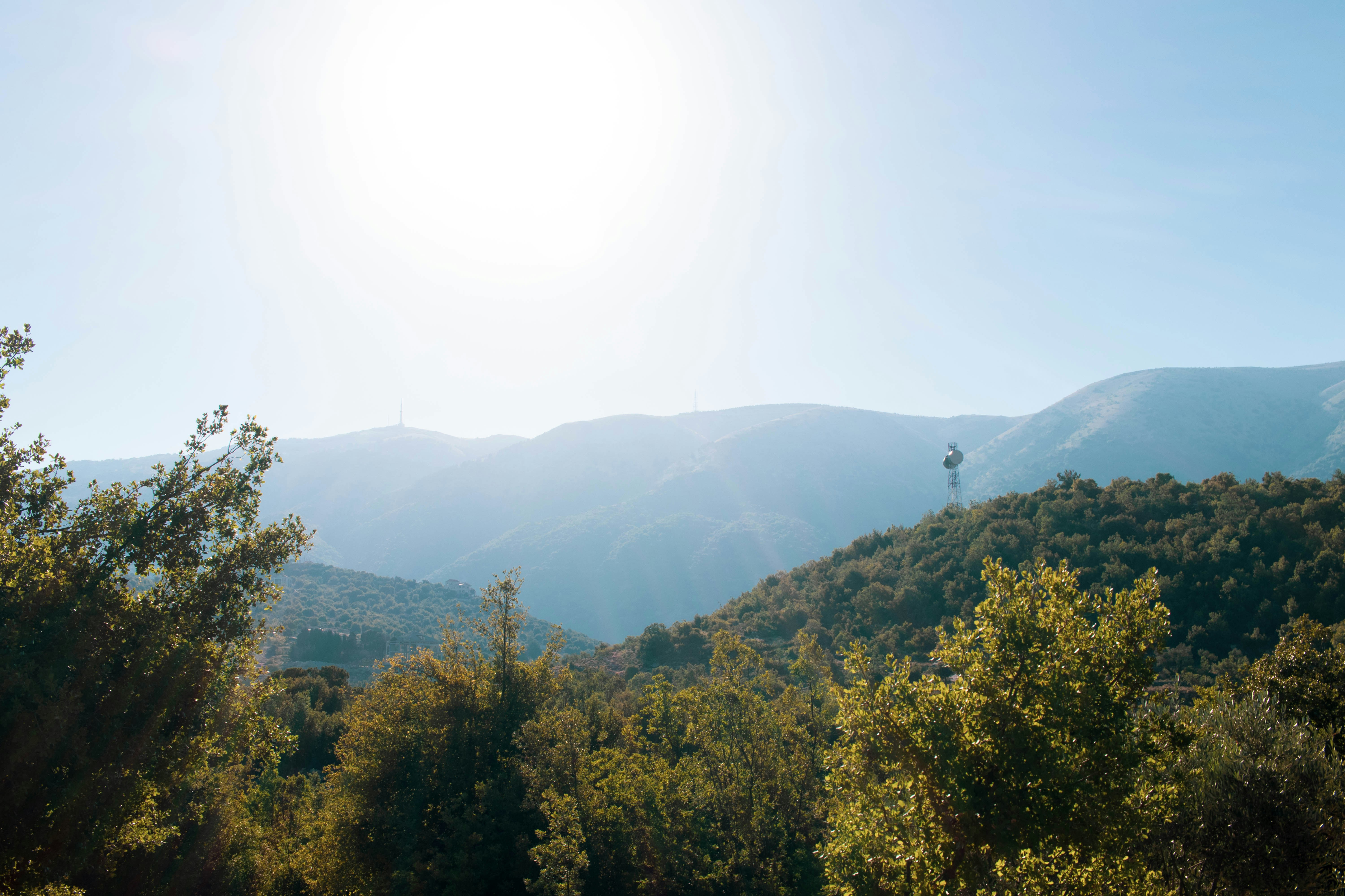 The sun is shining over the mountains and trees photo – Free Maaser el ...