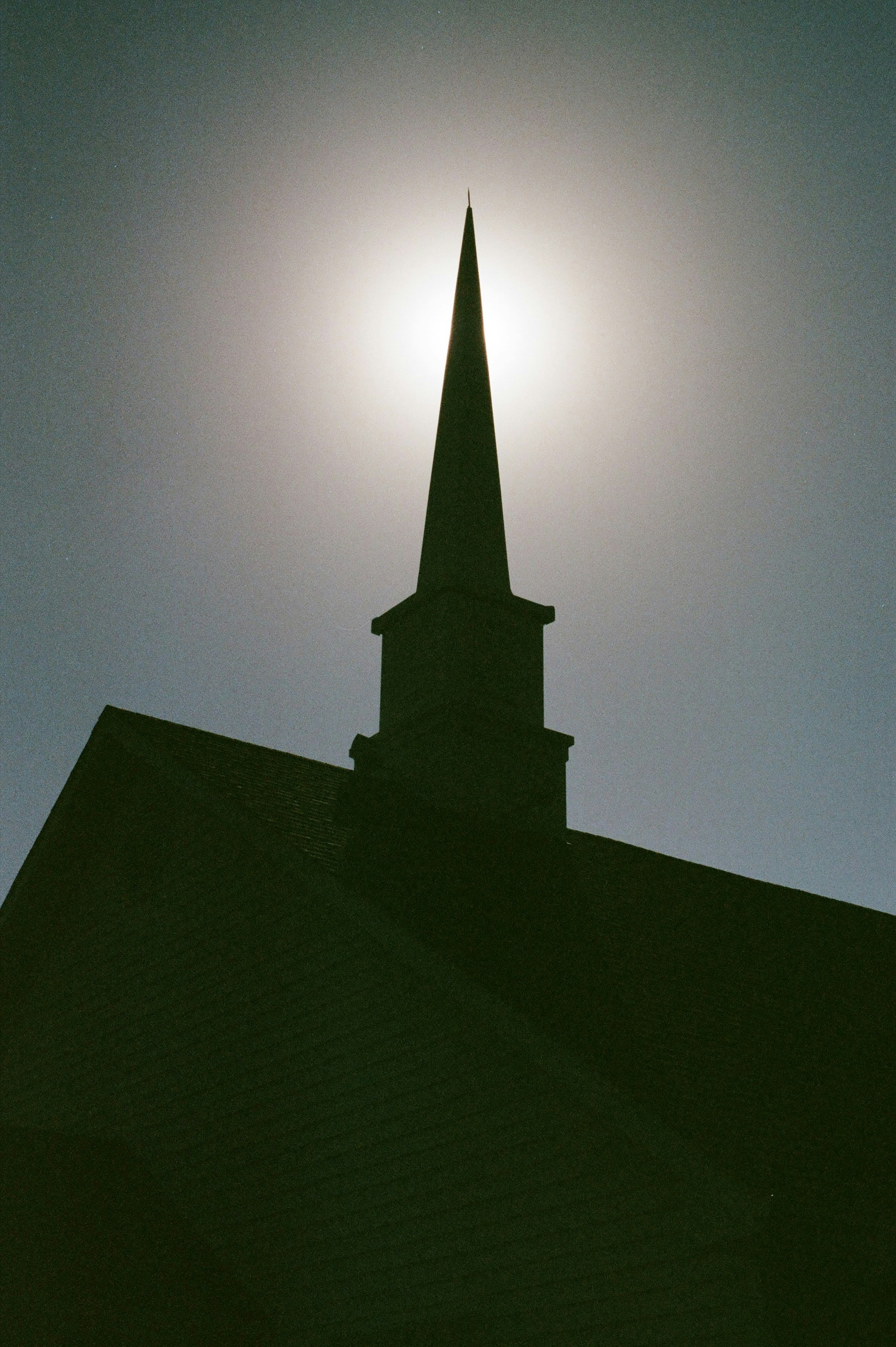 Un clocher d’église avec le soleil en arrière-plan photo – Image ...