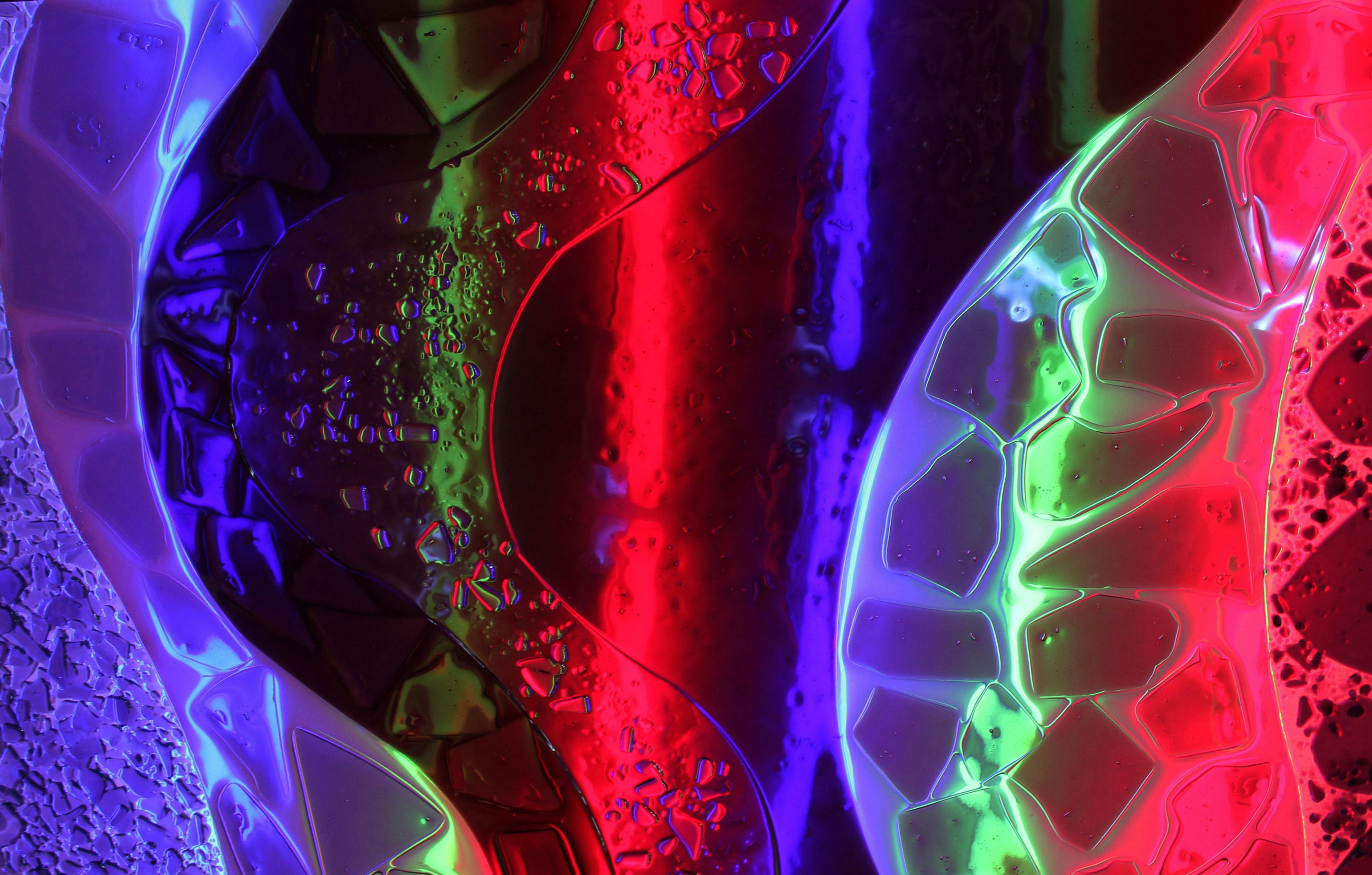 Chromatic Waves of Liquid Light