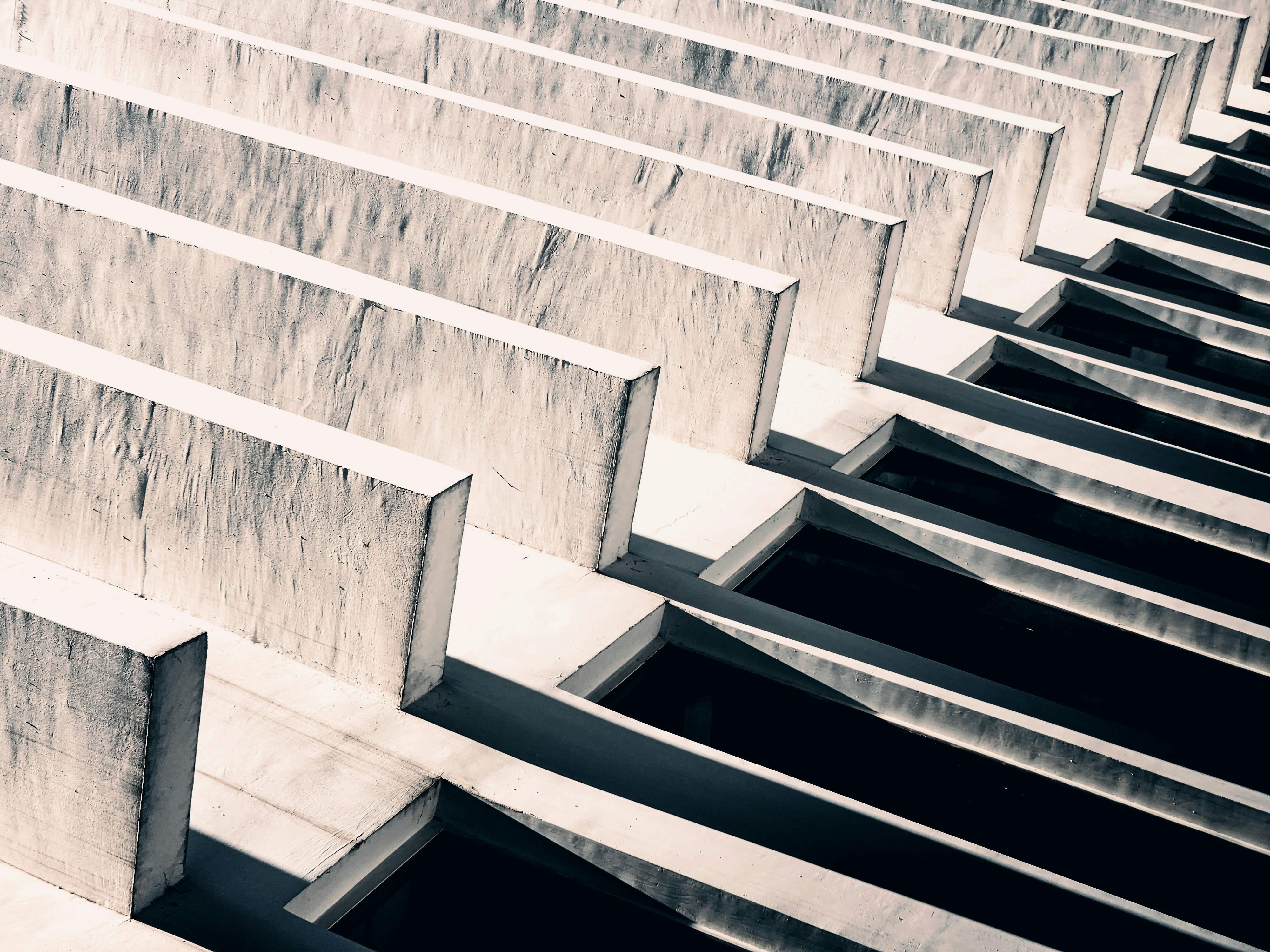 Una fila de escalones de hormigón frente a un edificio foto – Imagen de ...