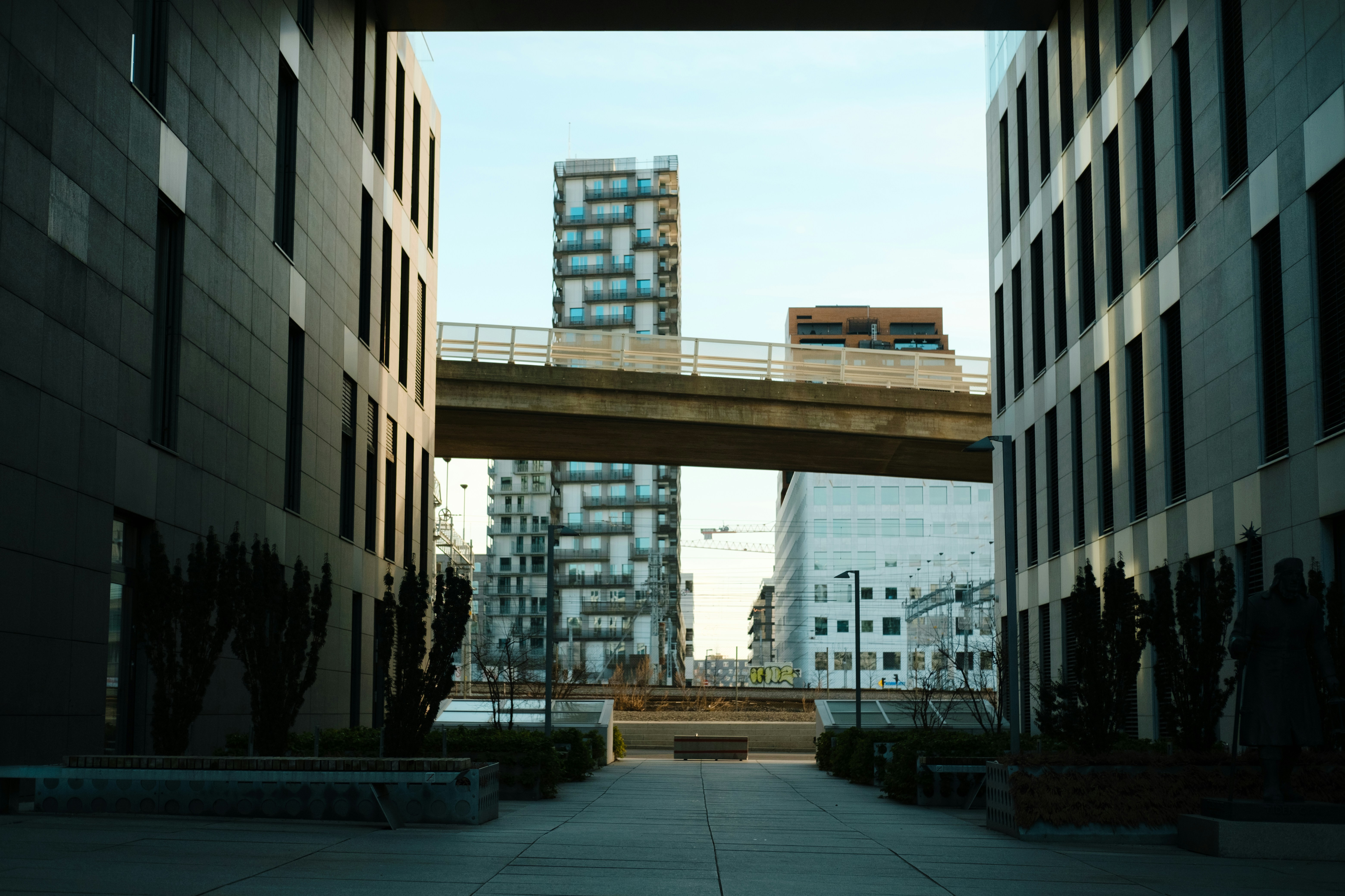 A bridge over a walkway between two buildings photo – Free Oslo Image ...
