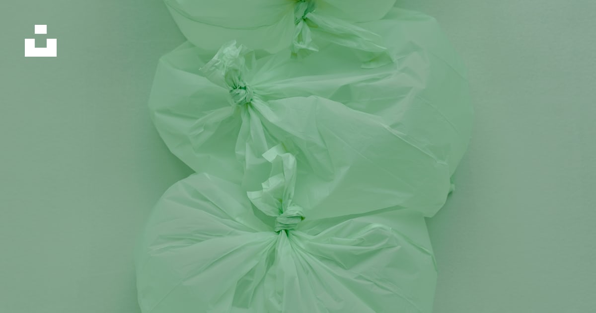 그 위에 세 개의 큰 꽃이 달린 녹색 가방 사진 Unsplash의 무료 렐리스타드 이미지