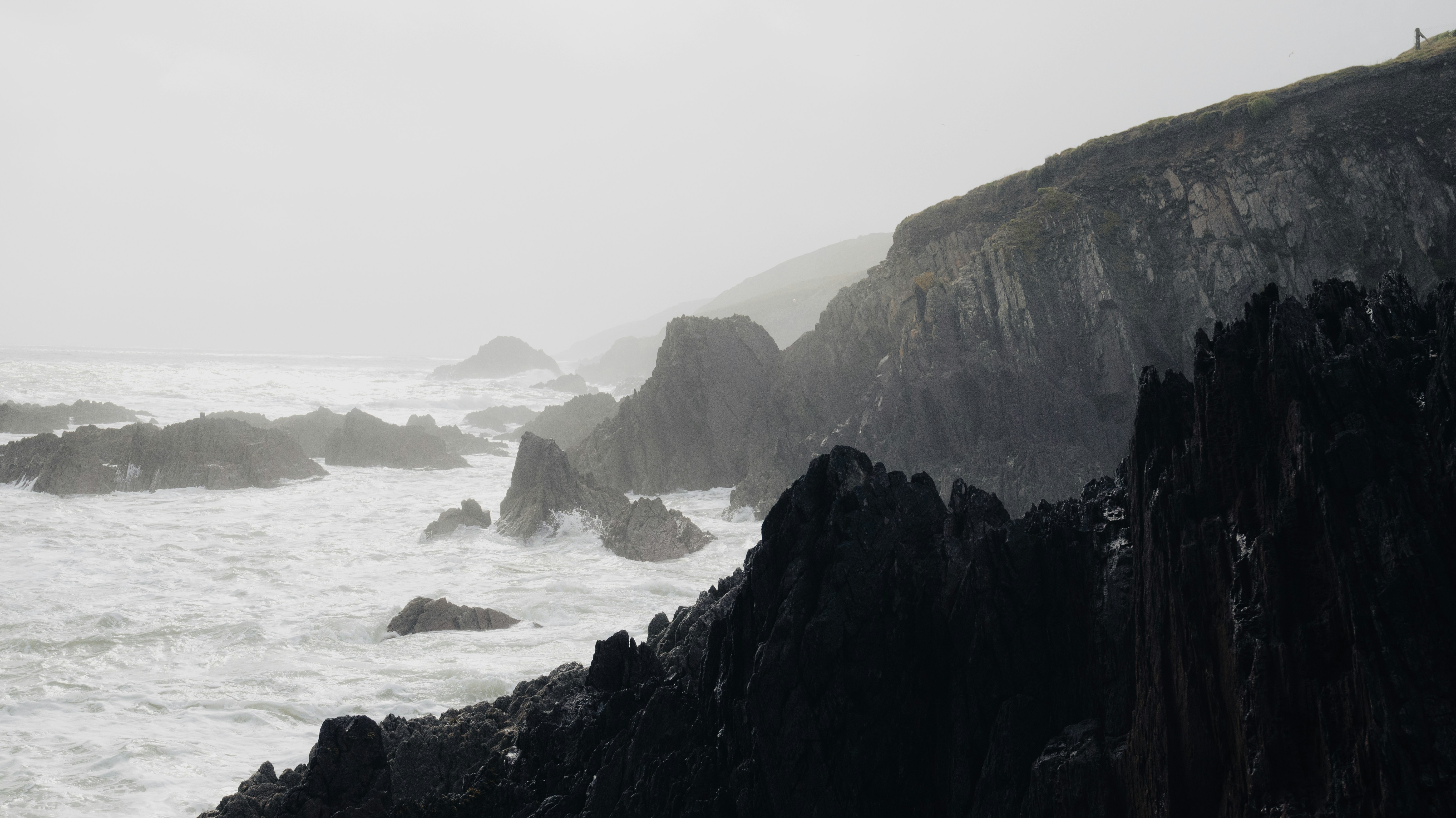 Un grand plan d’eau près d’un rivage rocheux photo – Image gratuite de ...