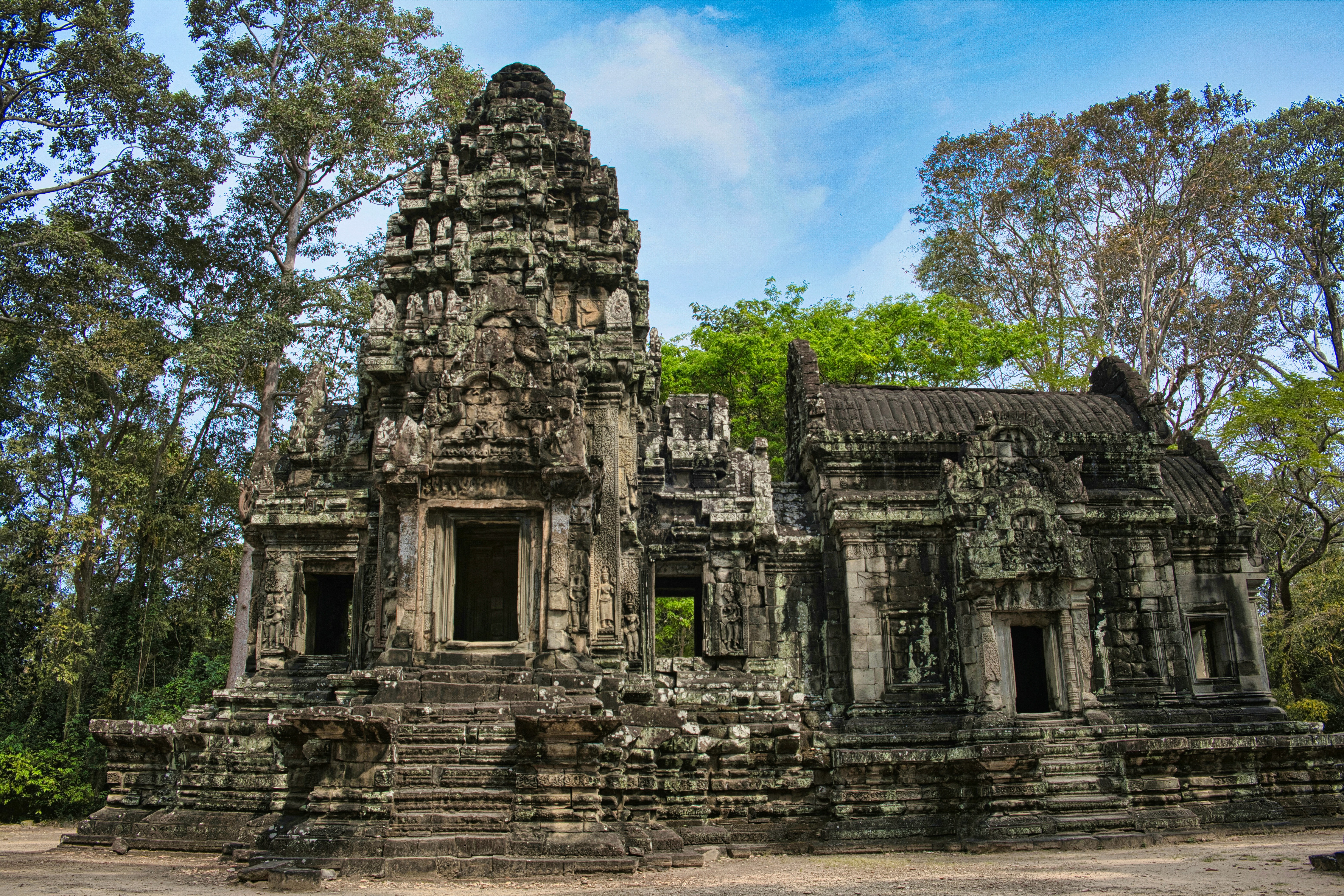 A very old building with a lot of windows photo – Free Architecture ...