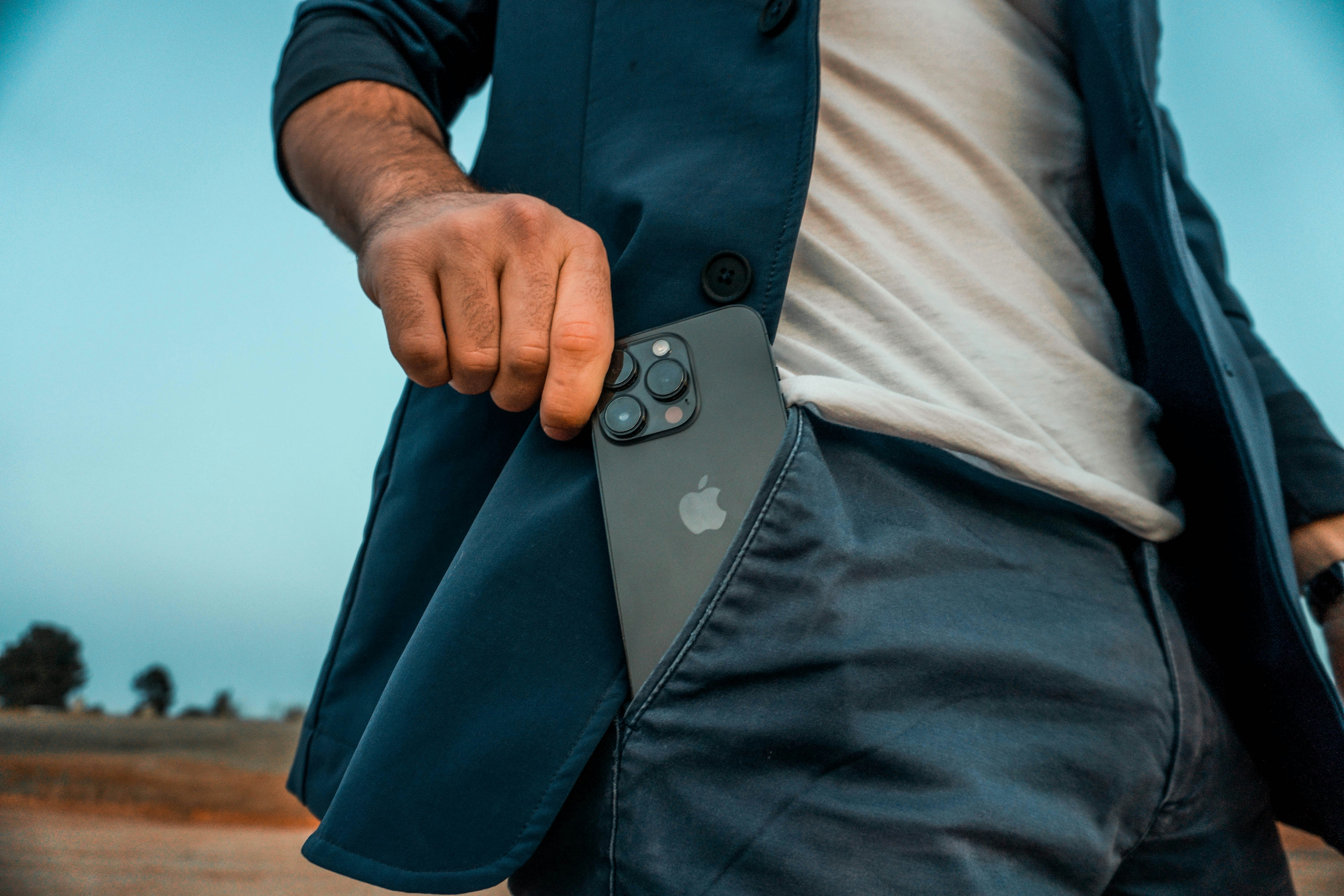 Un homme tenant une télécommande dans sa main photo – Image gratuite de ...