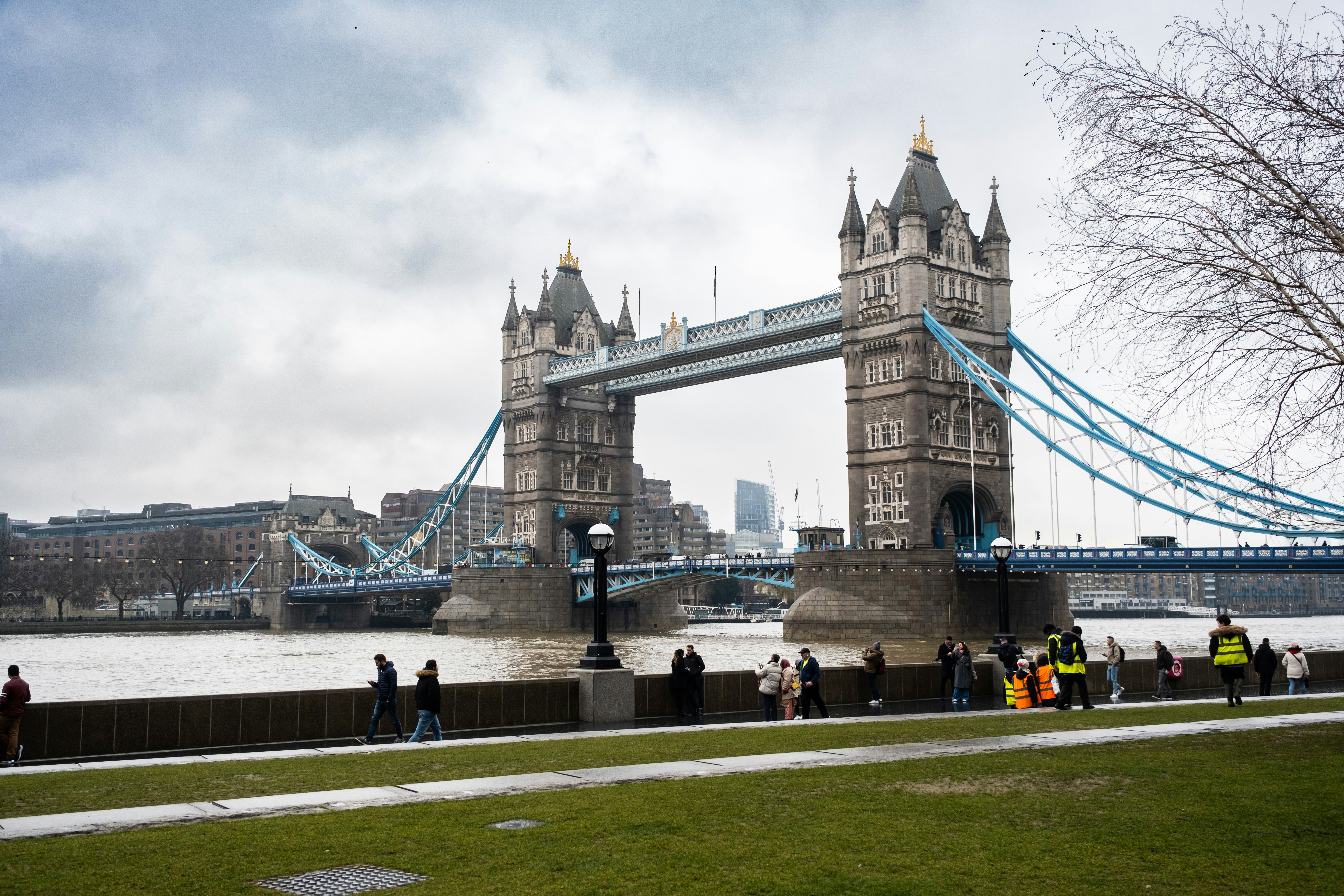 A group of people standing in front of a bridge photo – Free London ...