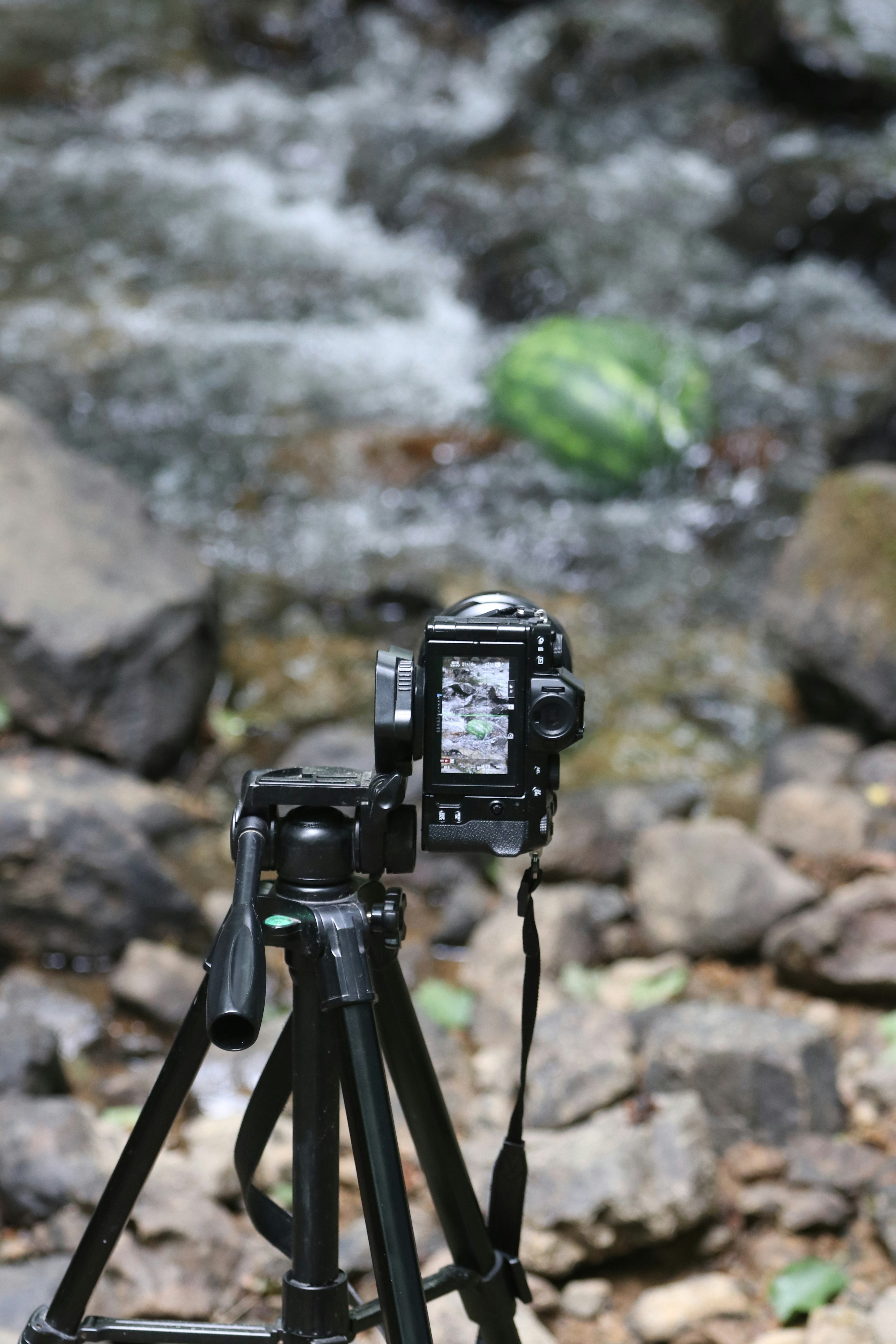 A tripod with a camera on a tripod in front of a river photo – Free ...