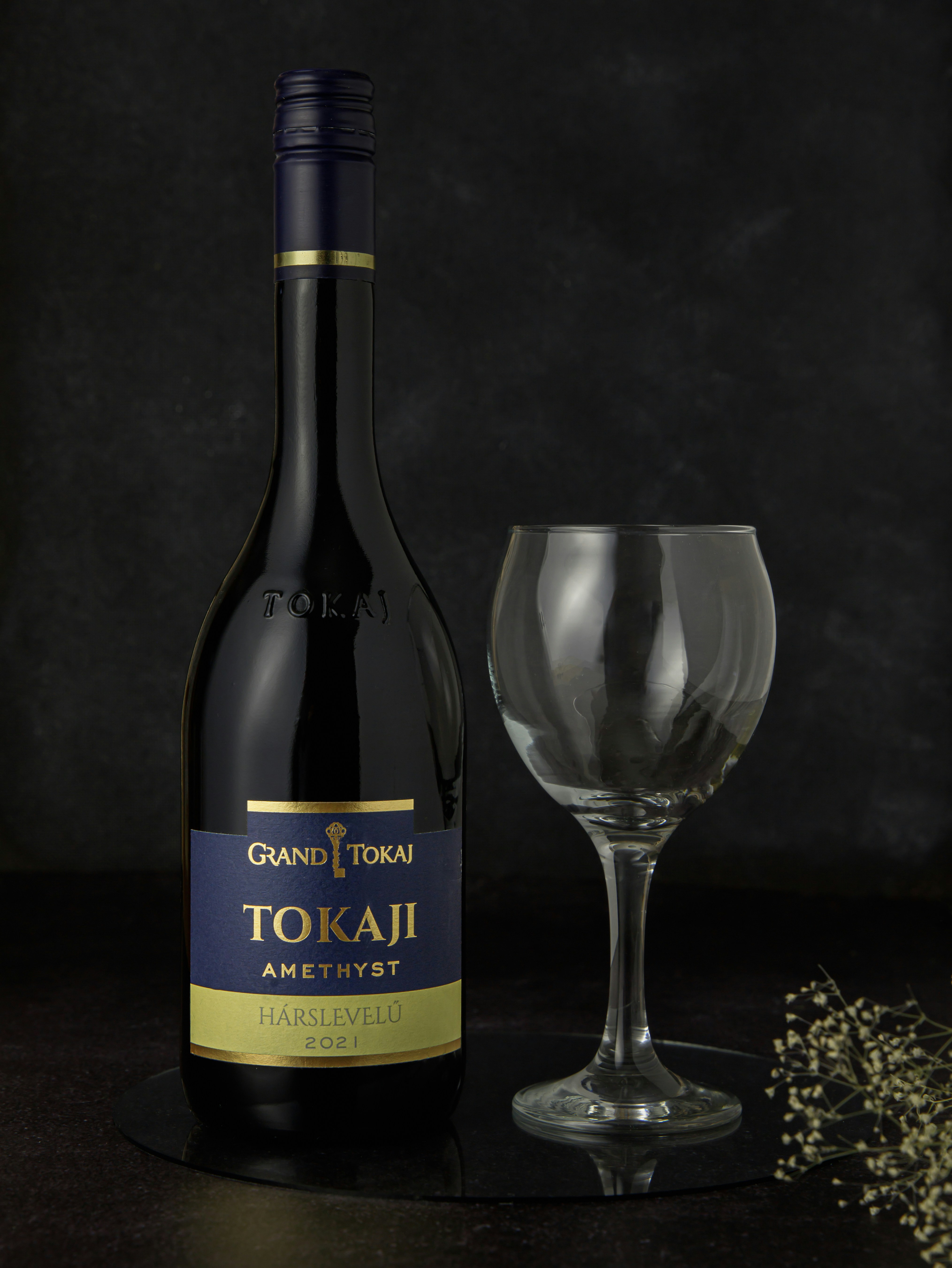 Une bouteille de vin à côté d’un verre à vin photo – Image gratuite de ...