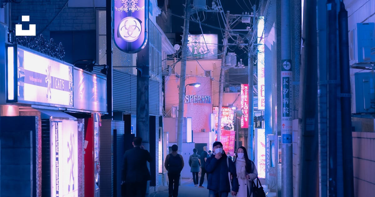 밤에 거리를 걷는 사람들의 그룹 사진 Unsplash의 무료 일본 이미지