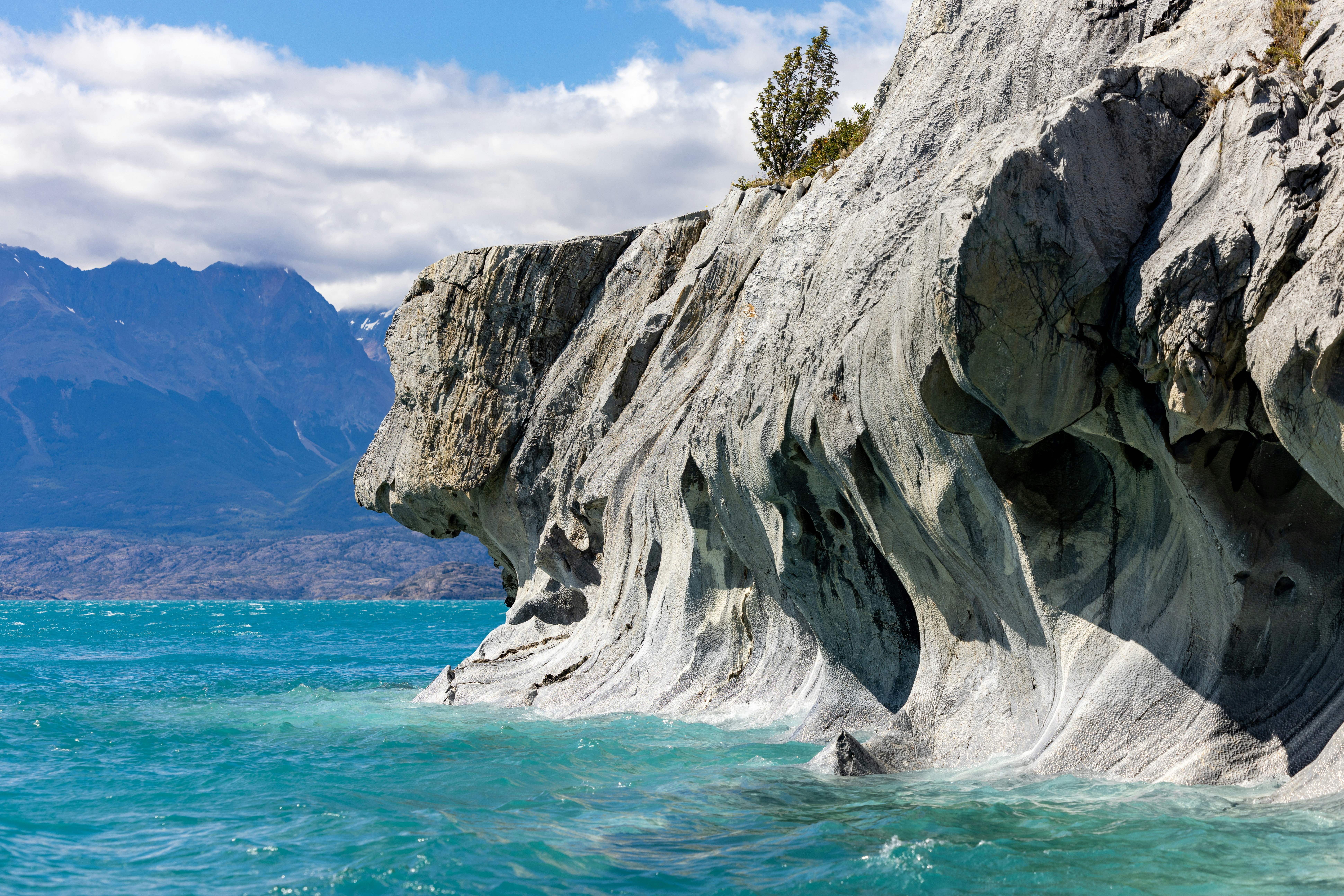 Une grande formation rocheuse au milieu d’un plan d’eau photo – Photo ...