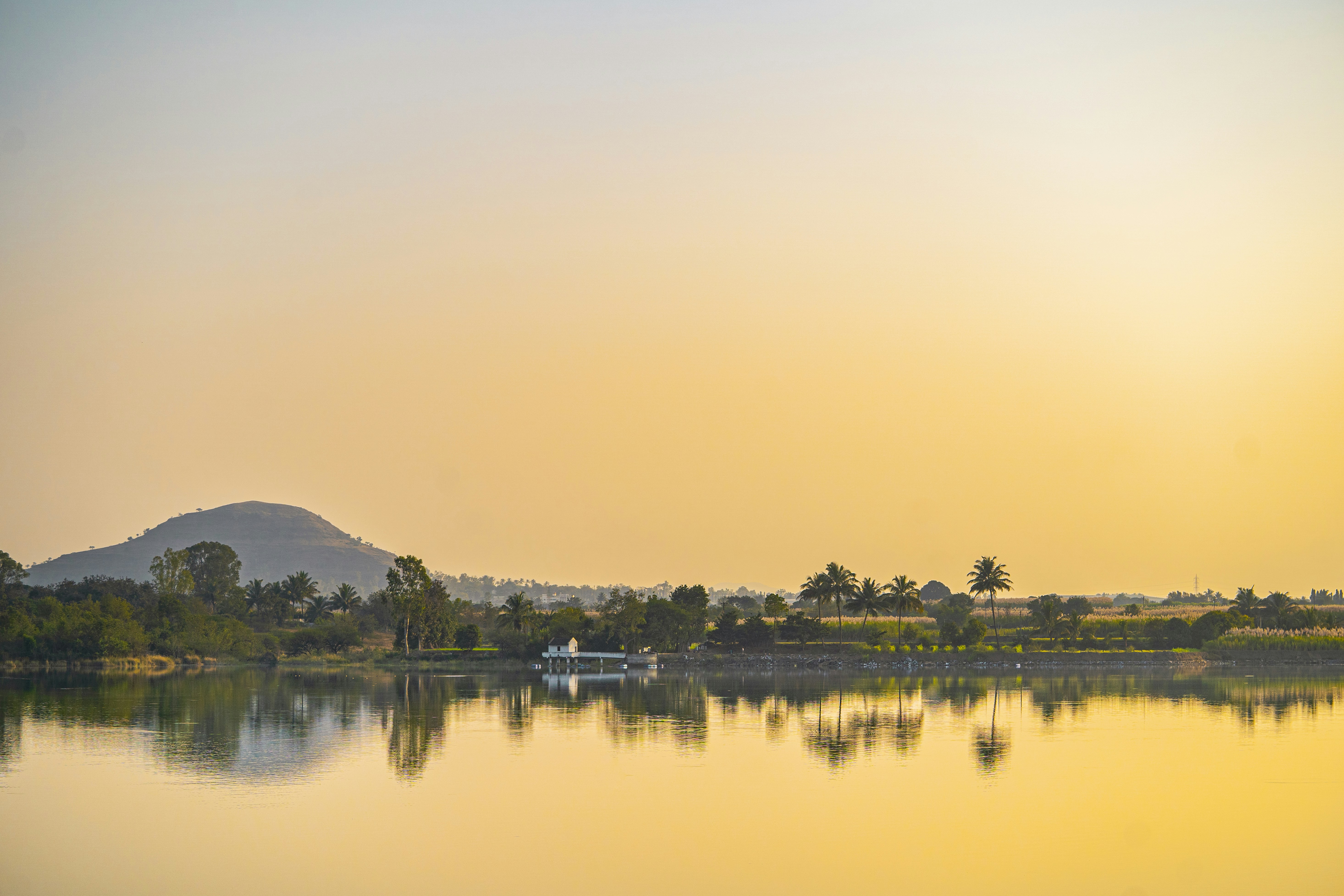 Foto Un cuerpo de agua con un bote en él – Imagen Umbraj gratis en Unsplash