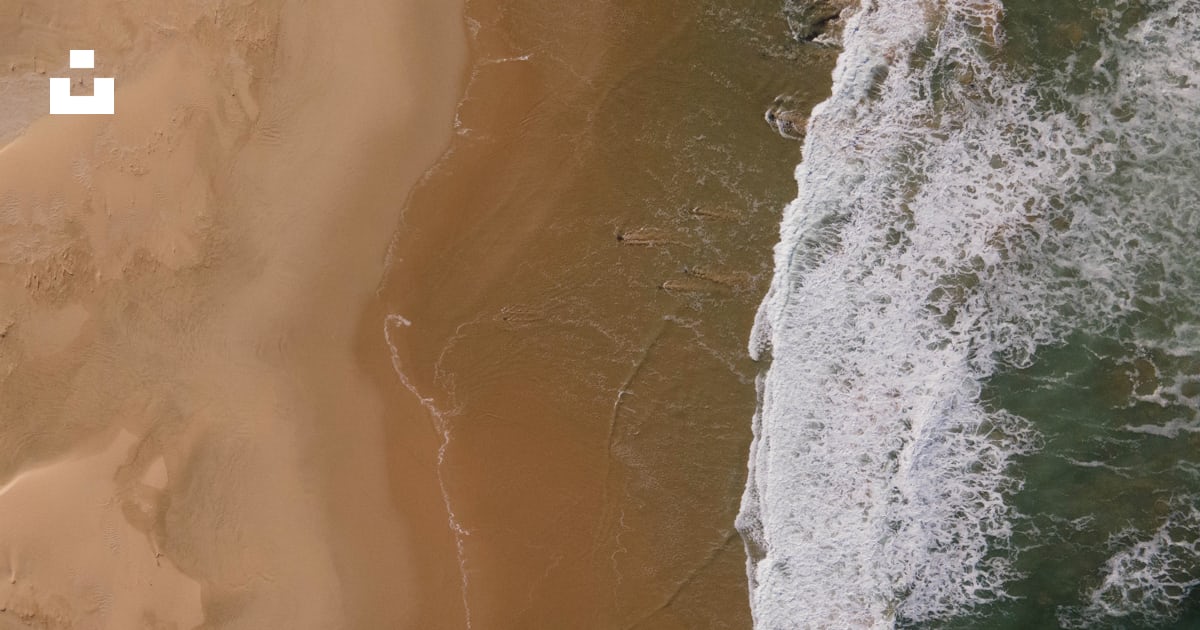 Une vue plongeante sur une plage et un océan photo – Photo En plein air ... Une vue plongeante sur une plage et un océan photo – Photo En plein air ...