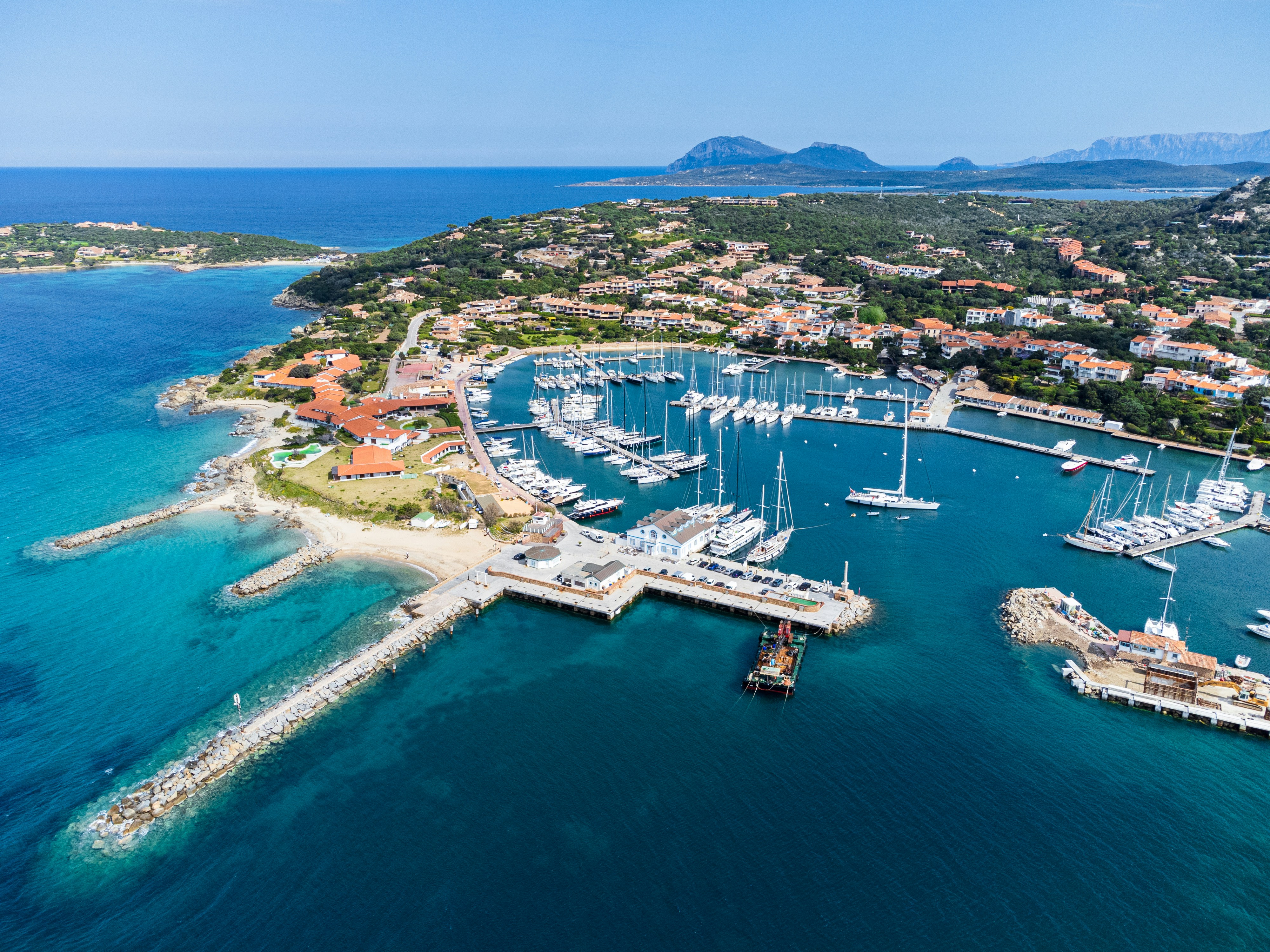 An aerial view of a marina with boats in the water photo – Free Porto ...