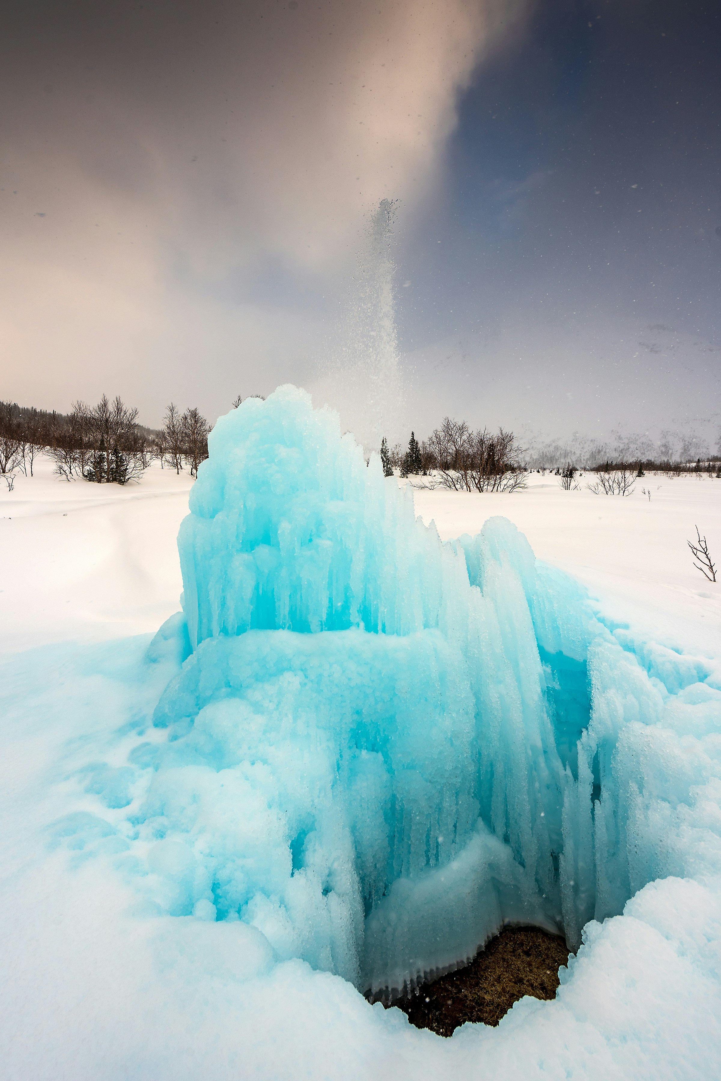 A very large ice formation in the middle of a field photo – Free Nature ...