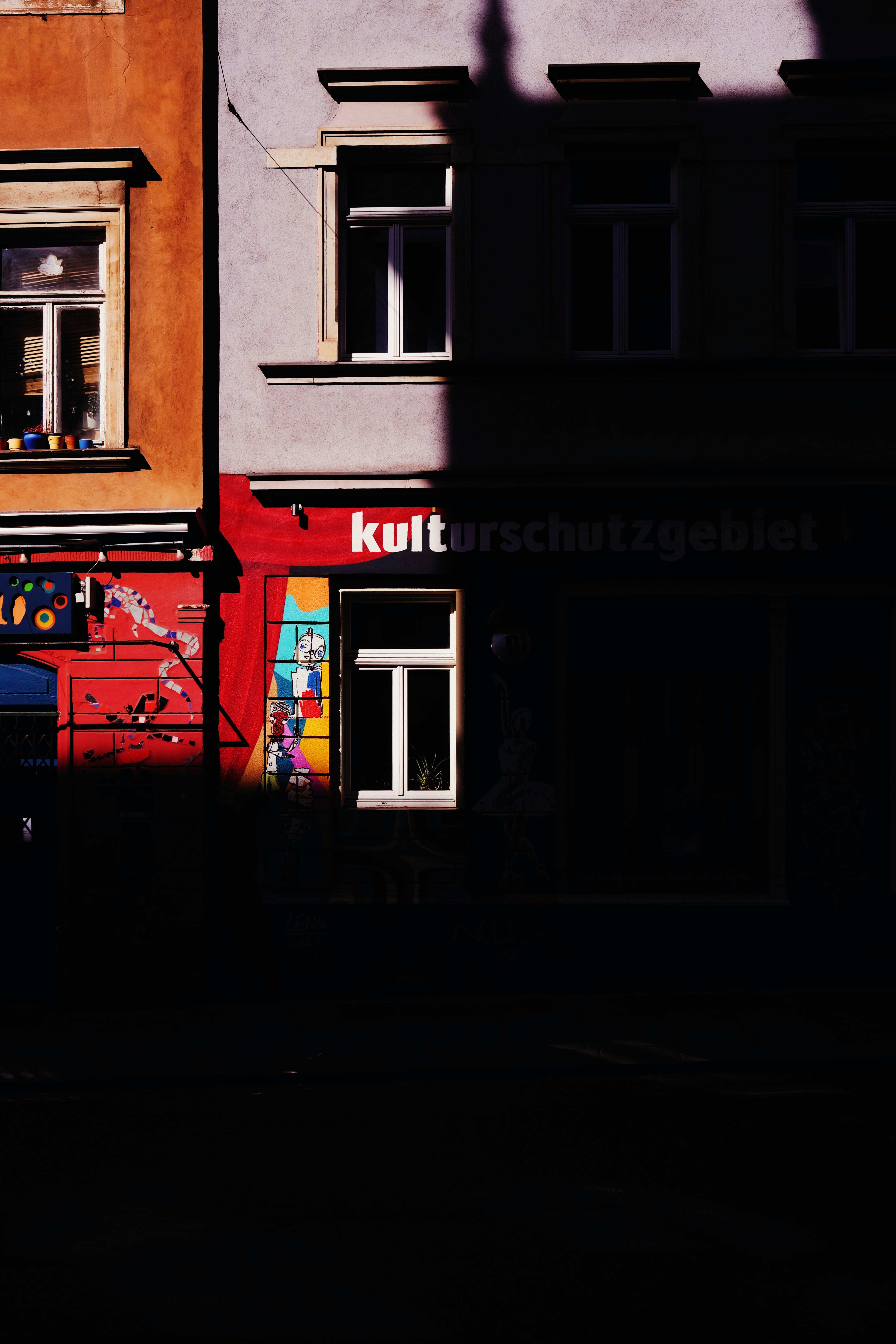 Contrasting Light on a Colorful Façade: A Street-Level Moment