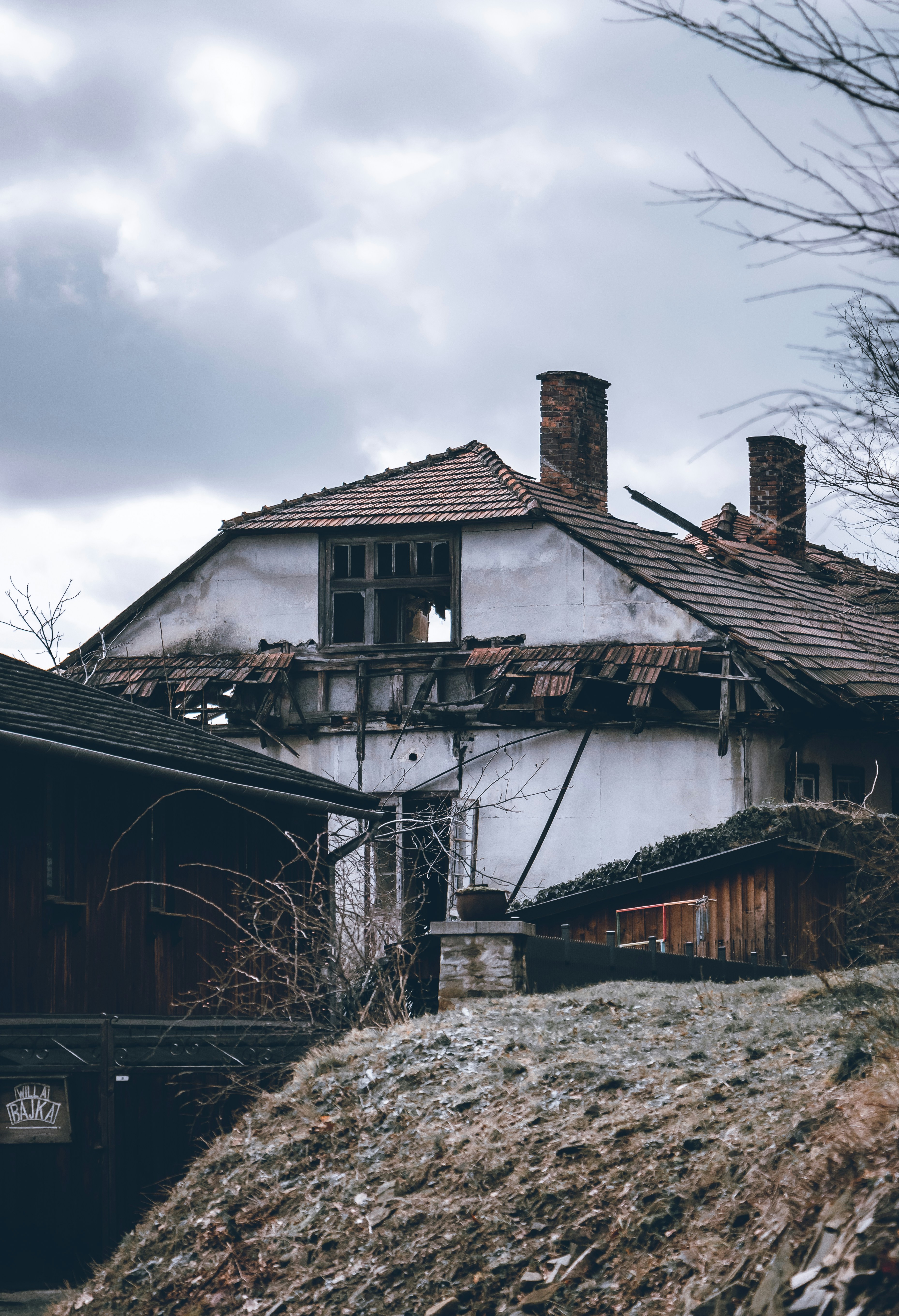 Una casa deteriorada con un techo roto foto – Imagen de Lanckorona ...