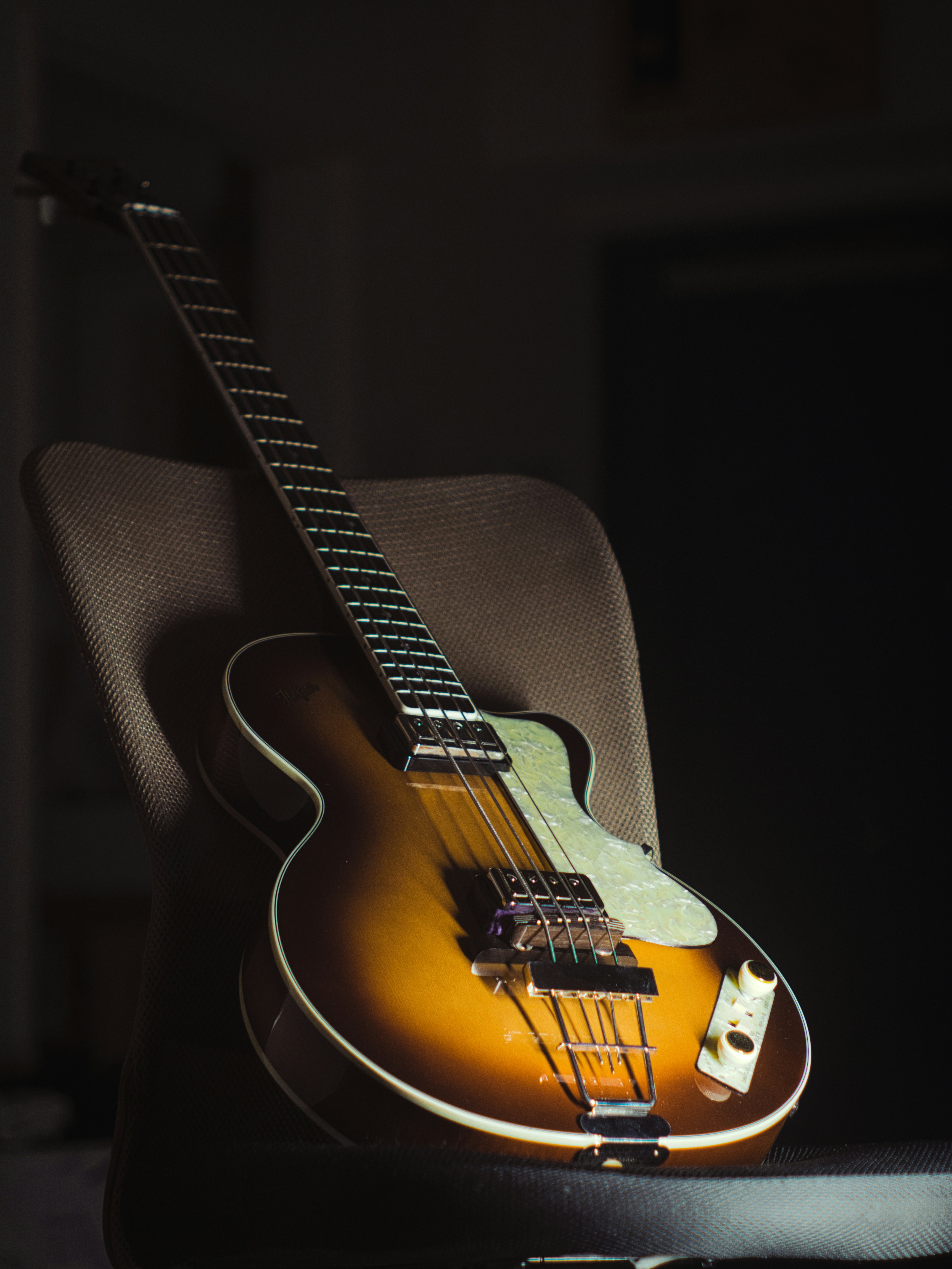 Sunburst on Strings: A Quiet Guitar in the Spotlight