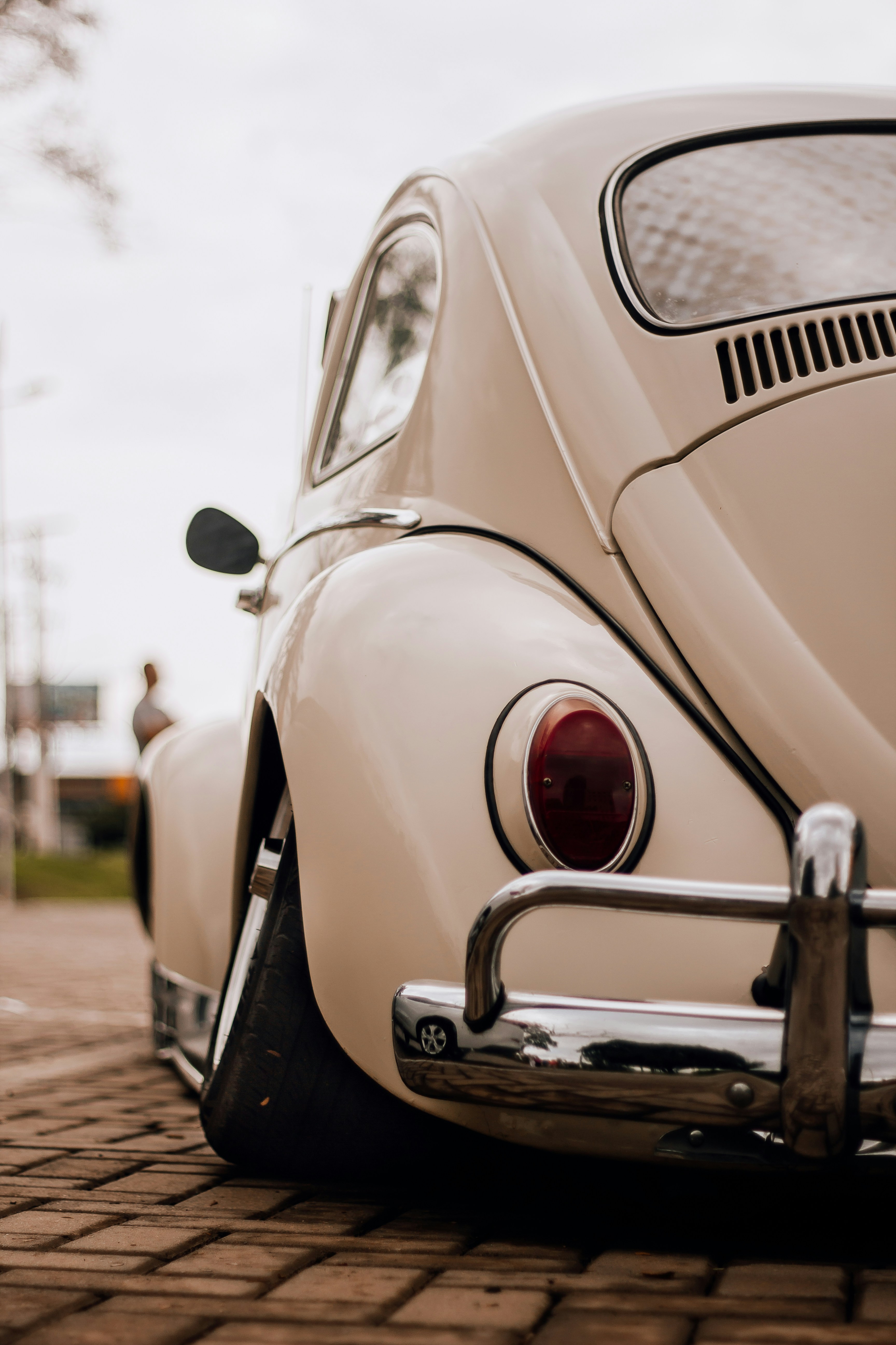 A white vw bug parked on a brick road photo – Free Brasil Image on Unsplash