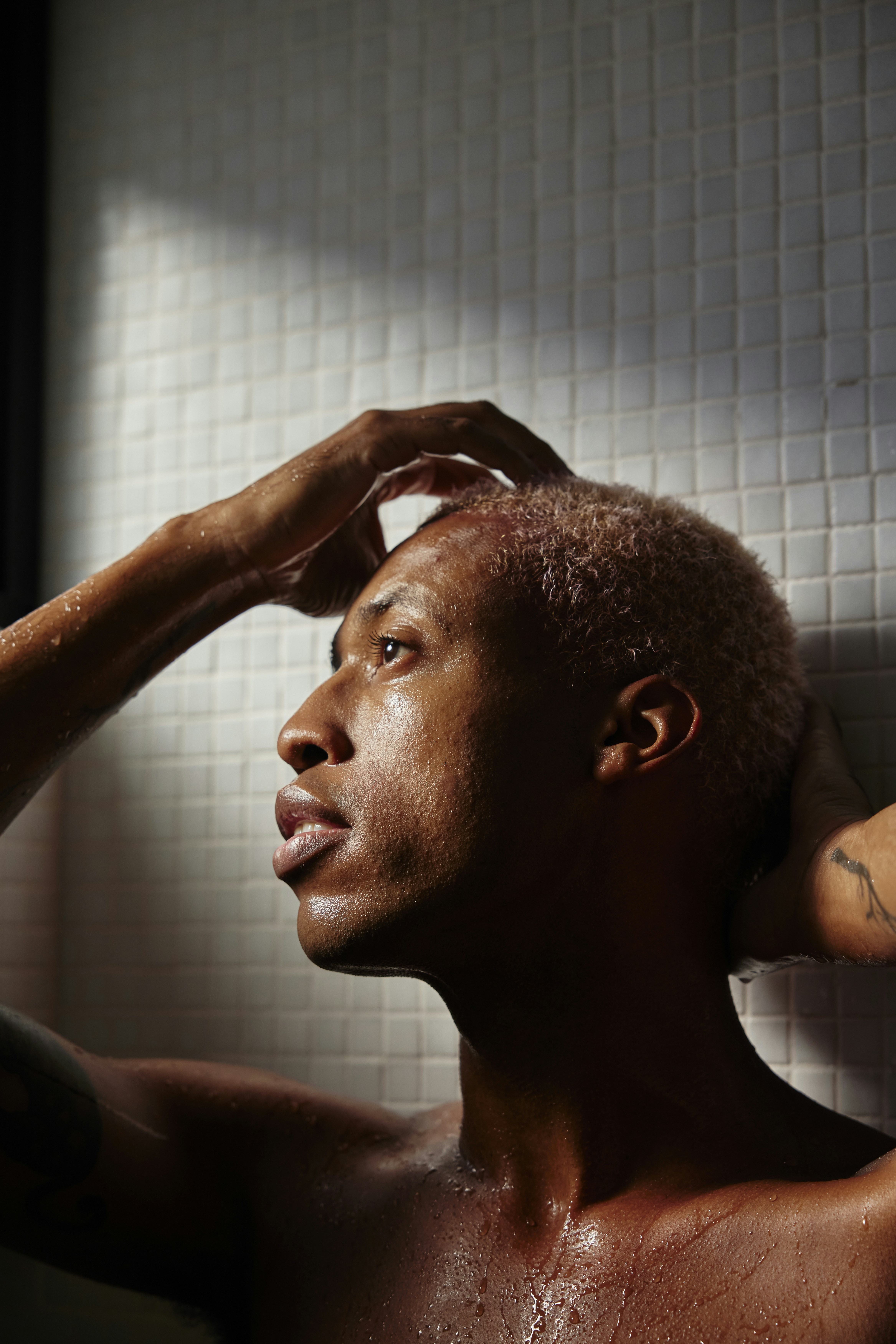 Un hombre se está duchando en el baño foto – Imagen de Higiene personal ...