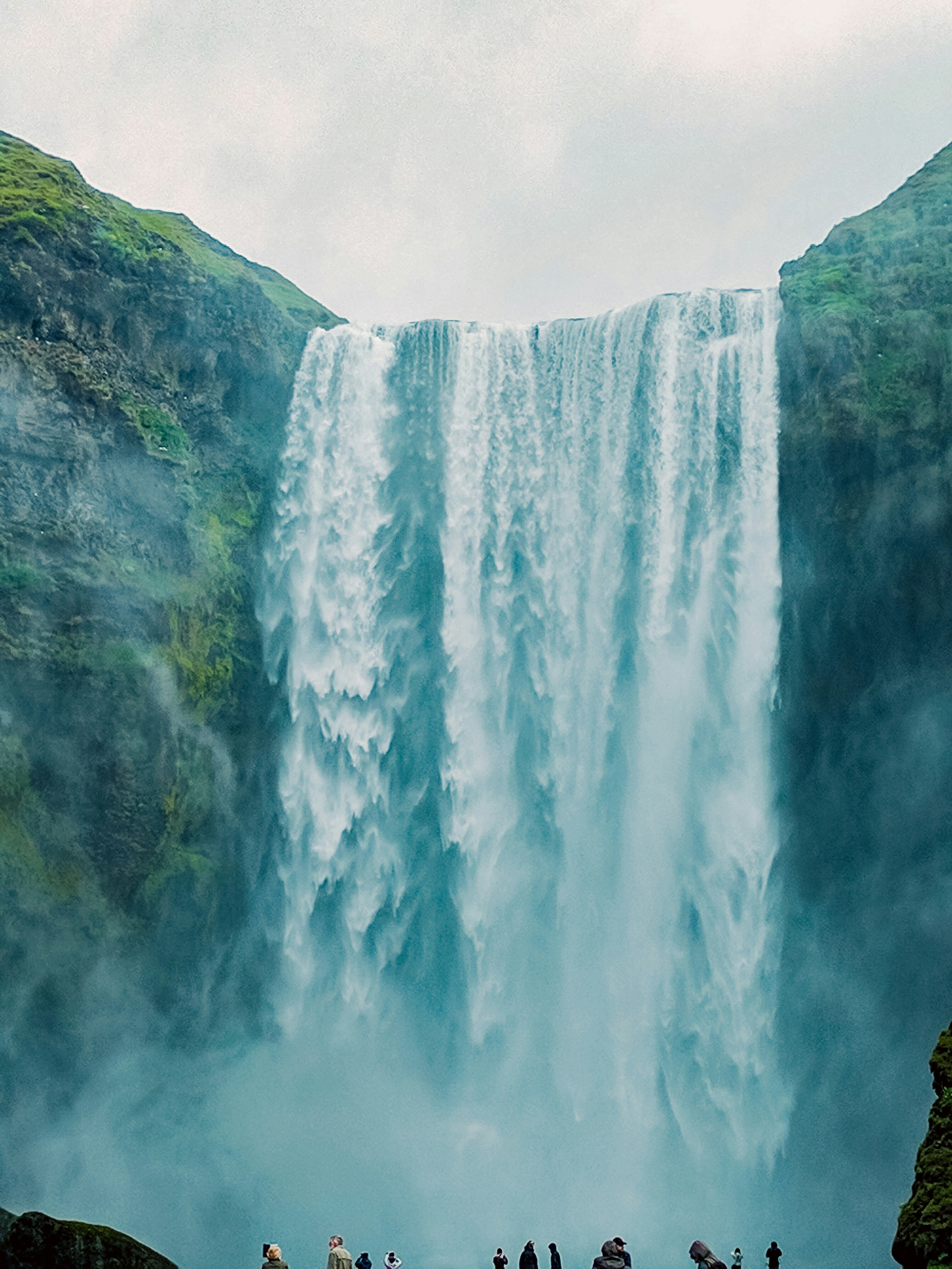 Un groupe de personnes debout devant une cascade photo – Photo Islande ...