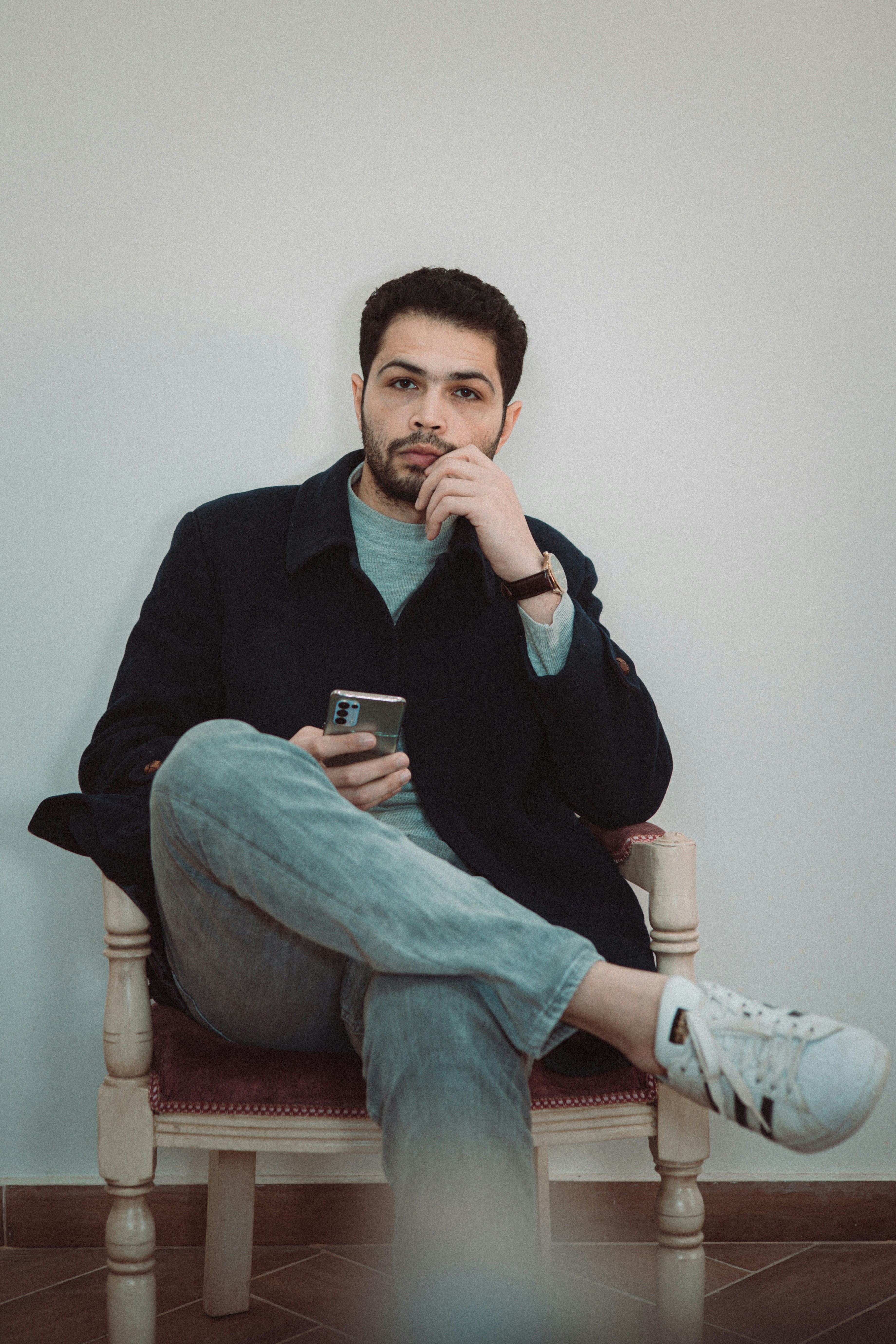 Pause and Gaze: A Casual Portrait in Quiet Light