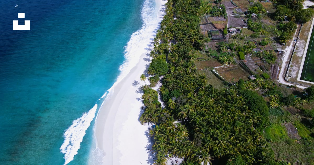 Une vue plongeante sur une plage et un océan photo – Photo Atoll ... Une vue plongeante sur une plage et un océan photo – Photo Atoll ...
