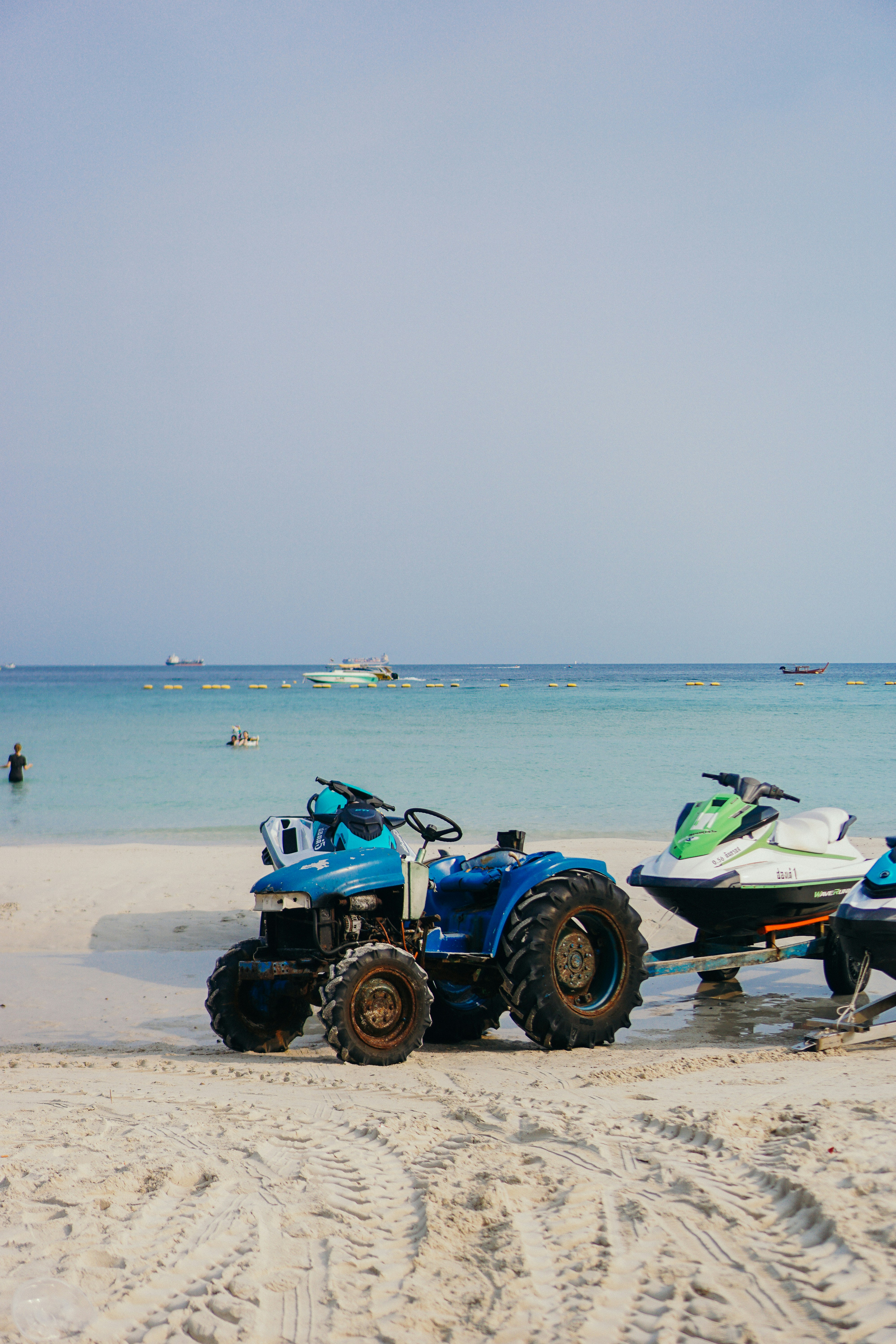 A couple of atvs parked on top of a sandy beach photo – Free Beach ...