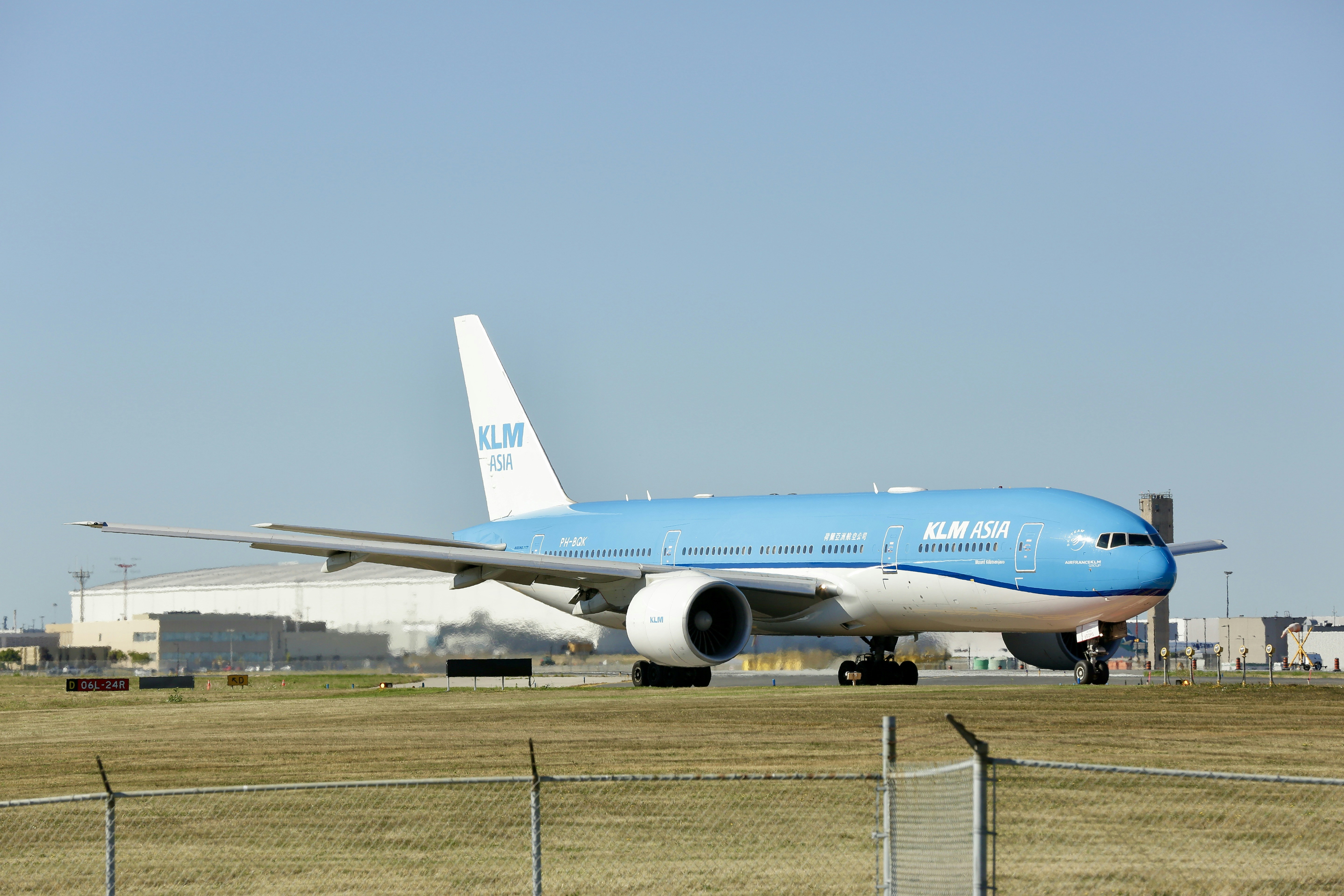 Foto Un gran avión azul y blanco en una pista – Imagen Aeropuerto ...