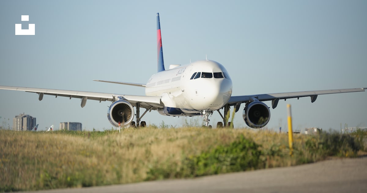 공항 활주로 위에 앉아 있는 대형 제트 여객기 사진 Unsplash의 무료 항공기 이미지