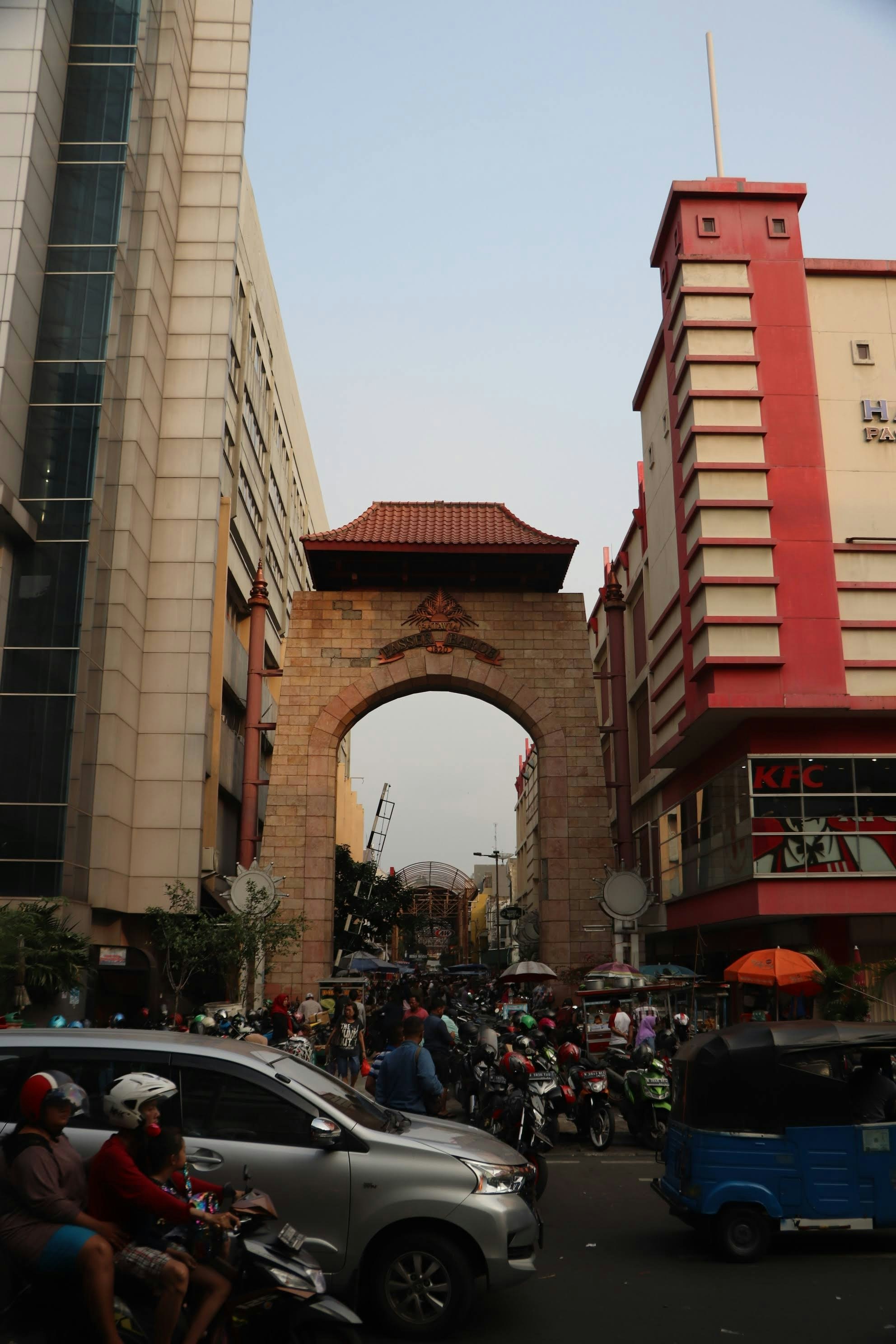 Passar Baroe is a place for everyone who wants to thrift shop, culinary and hunting a photo