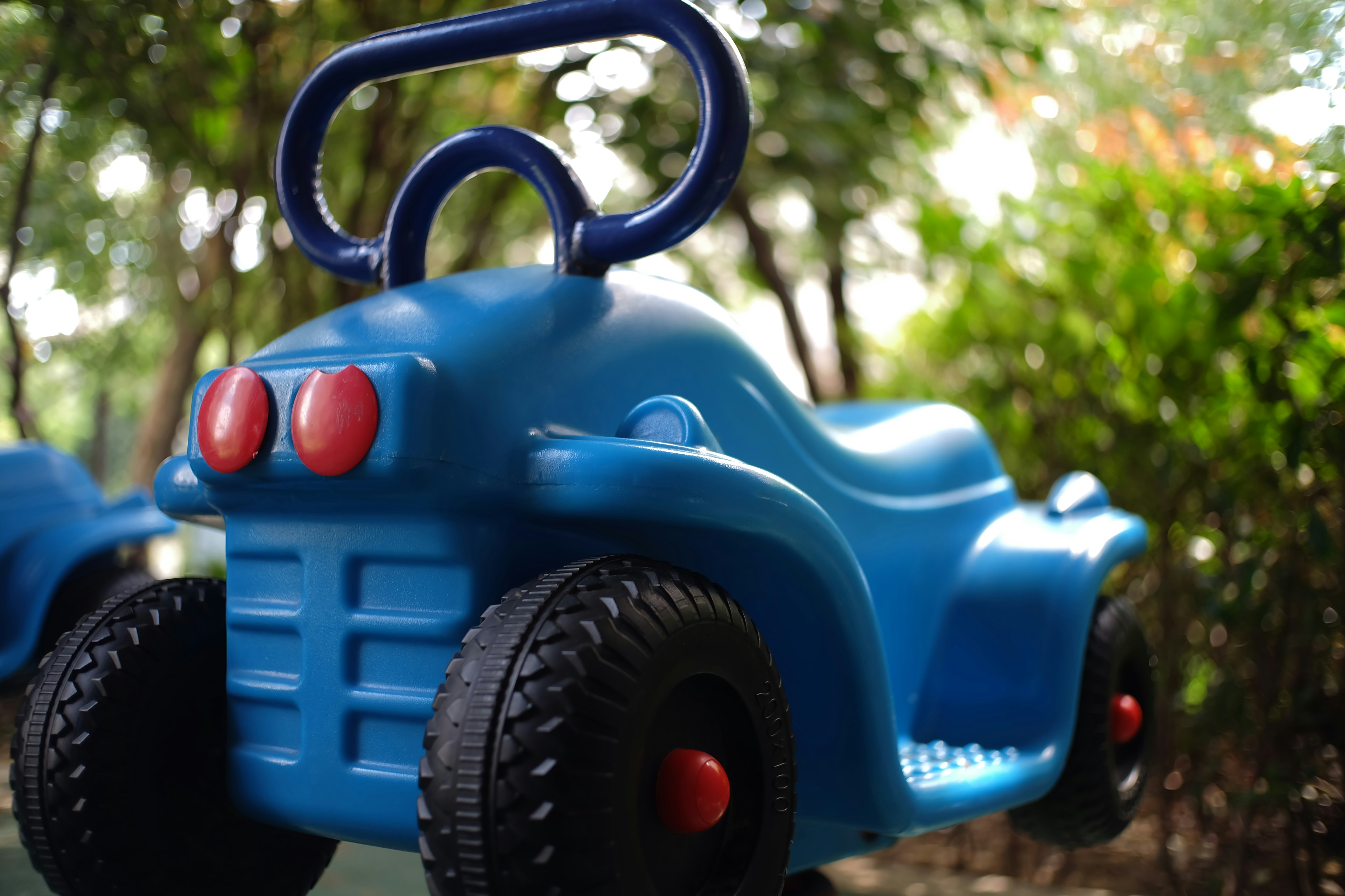 A blue plastic toy car with red wheels photo – Free Machine Image on ...