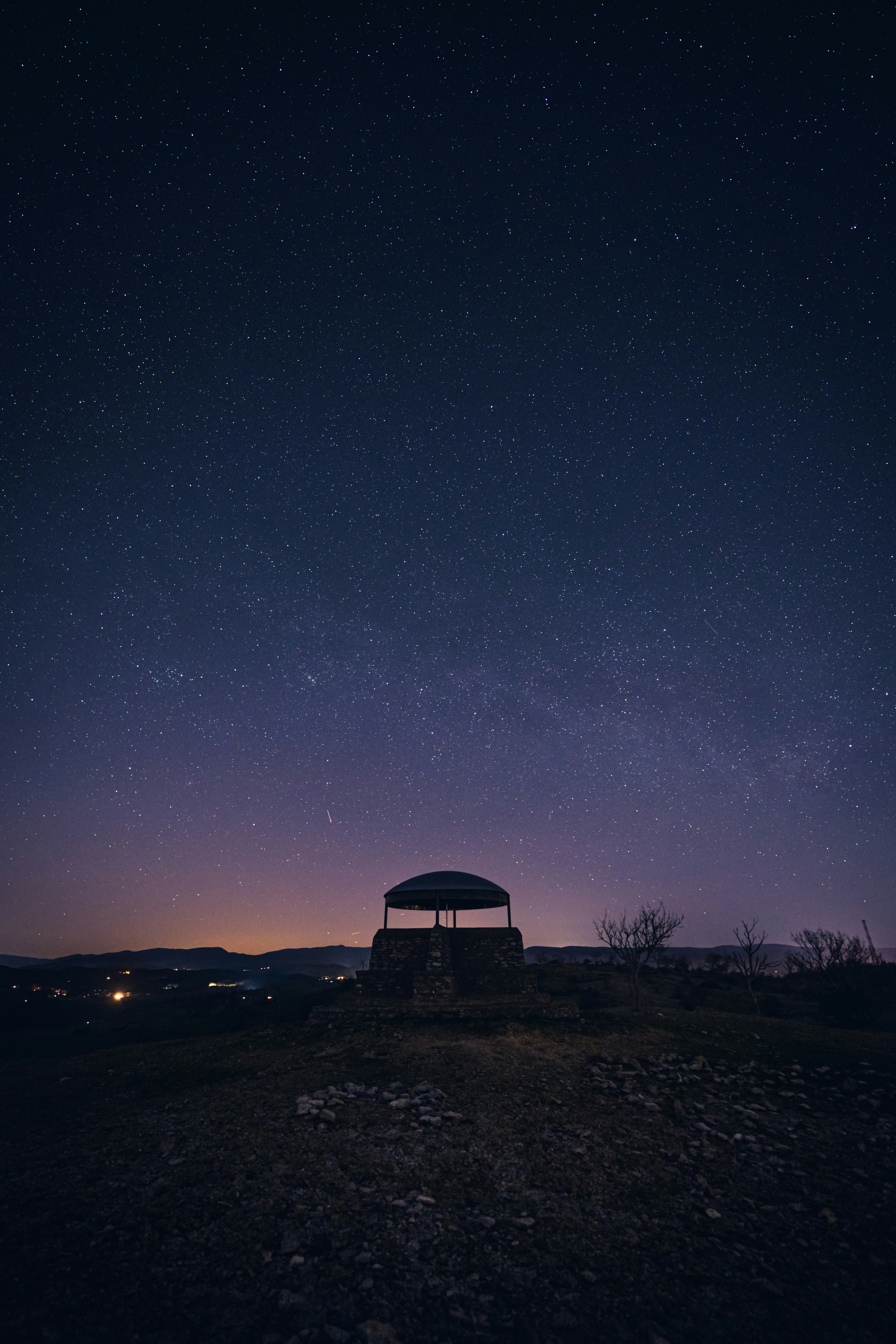 Un belvédère assis au sommet d’une colline sous un ciel nocturne photo ...