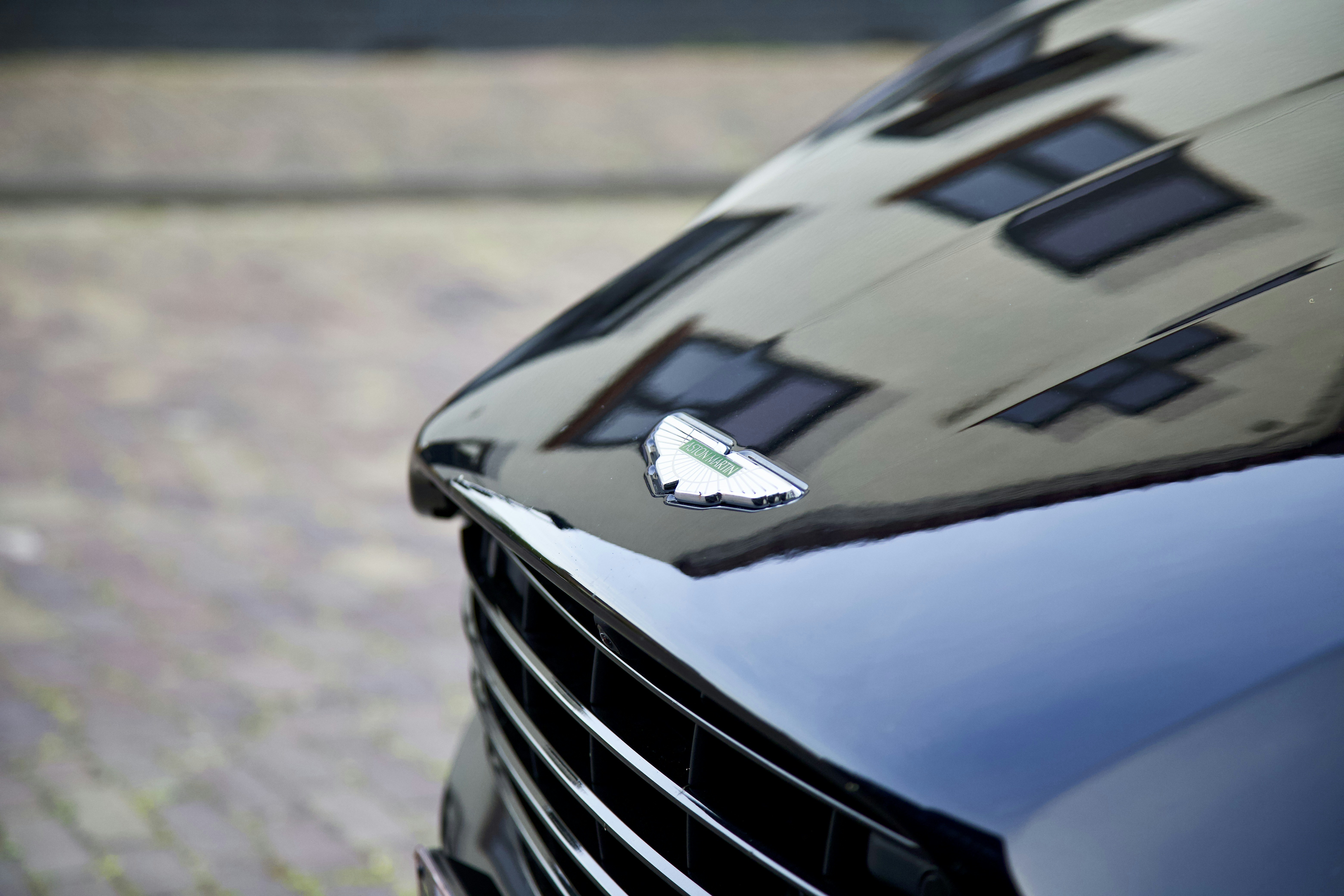 Un primer plano de la parte delantera de un coche negro foto – Imagen ...