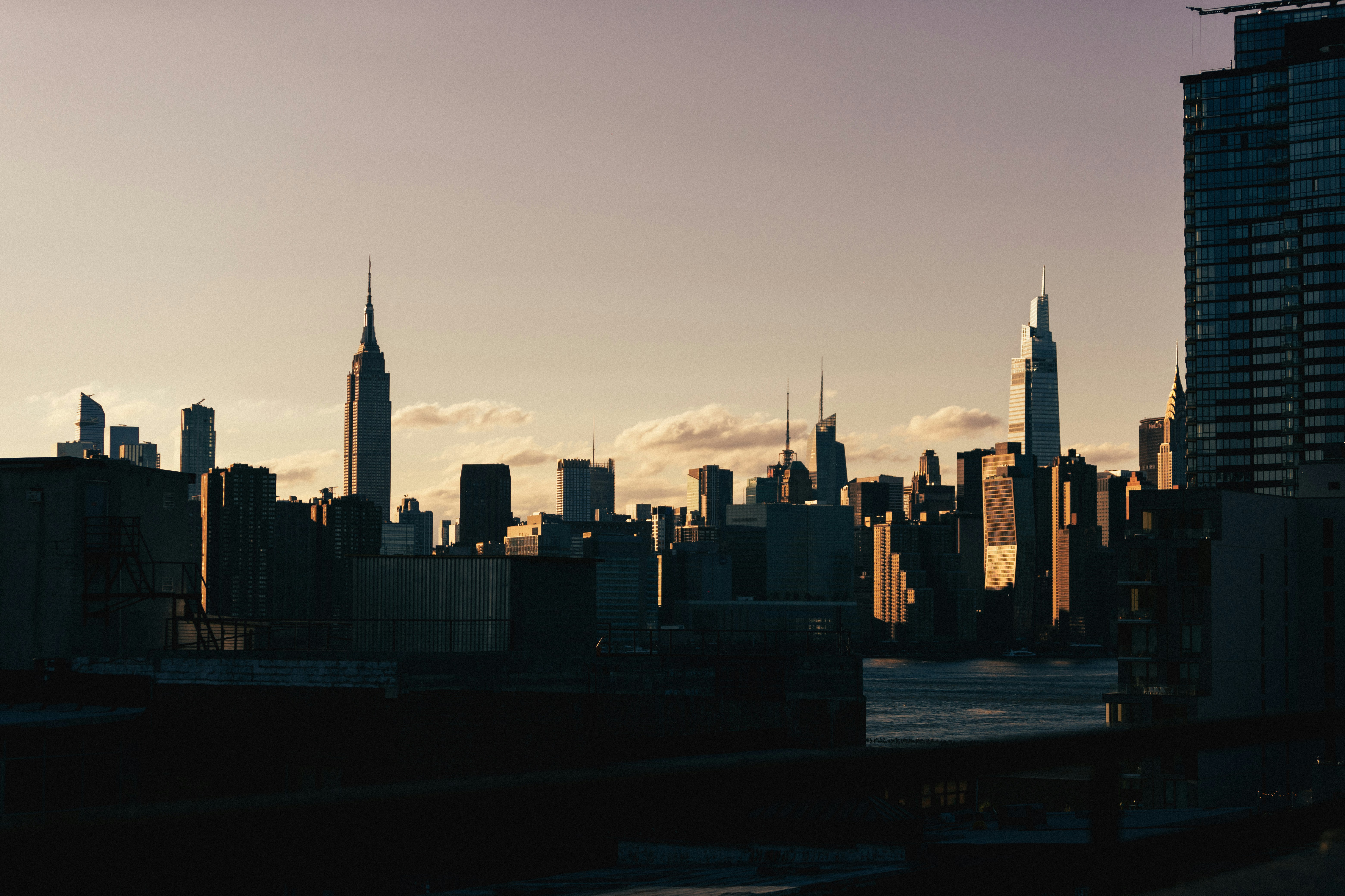 A view of a city skyline at sunset photo – Free Sunset Image on Unsplash