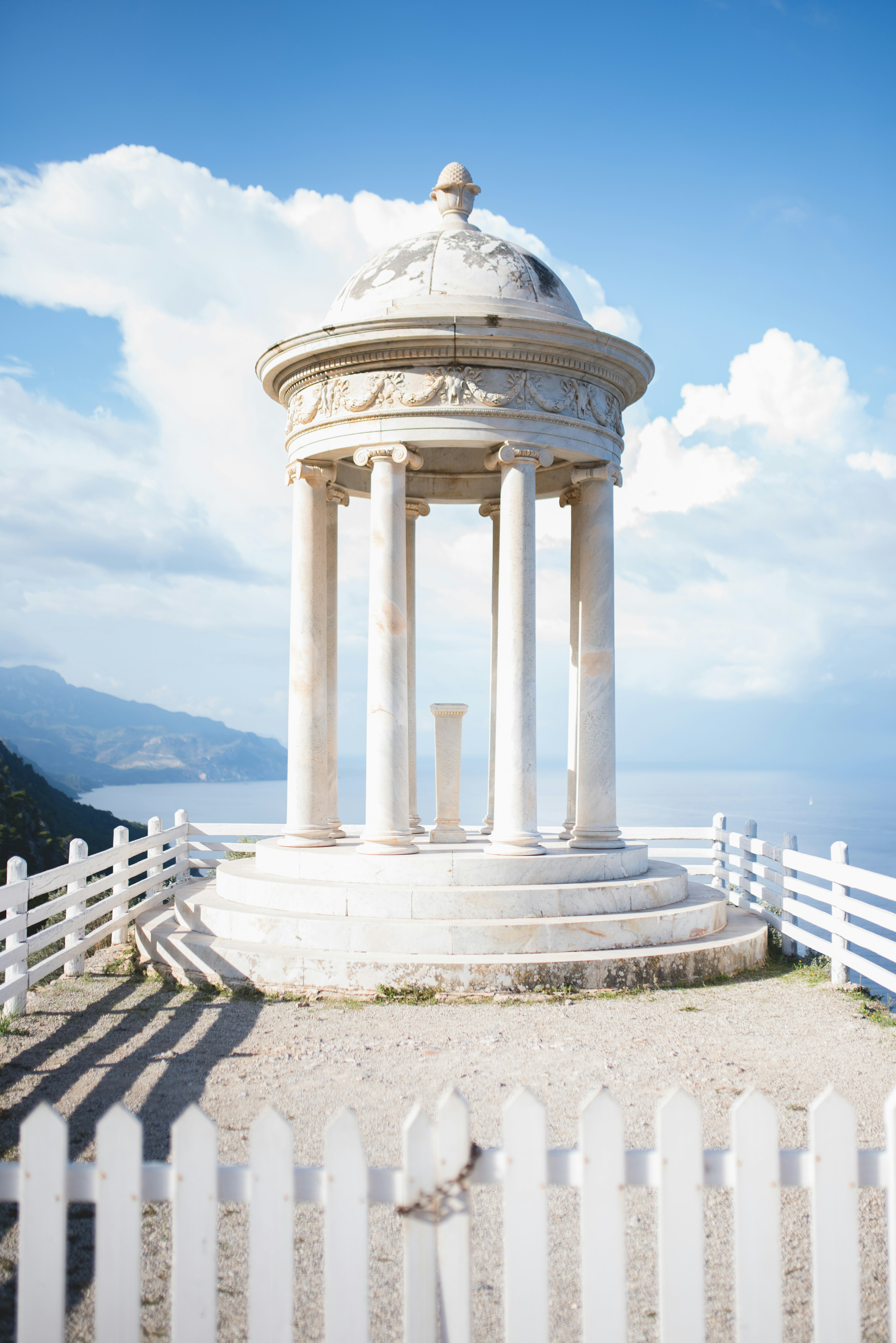 Sea Cliff Rotunda: Marble Sanctuary Over the Blue Expanse