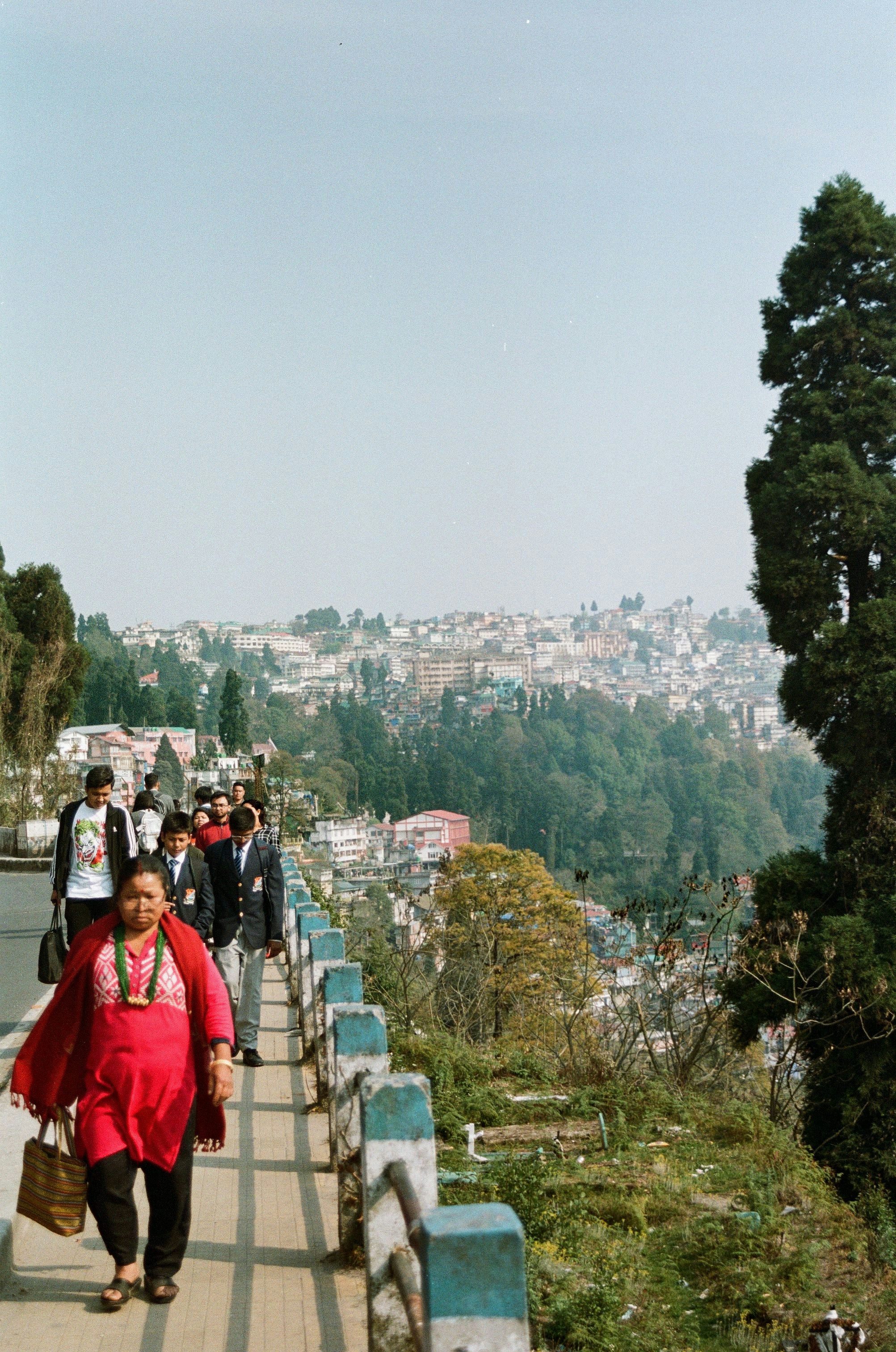 Un groupe de personnes marchant sur un trottoir photo – Photo Ville ...