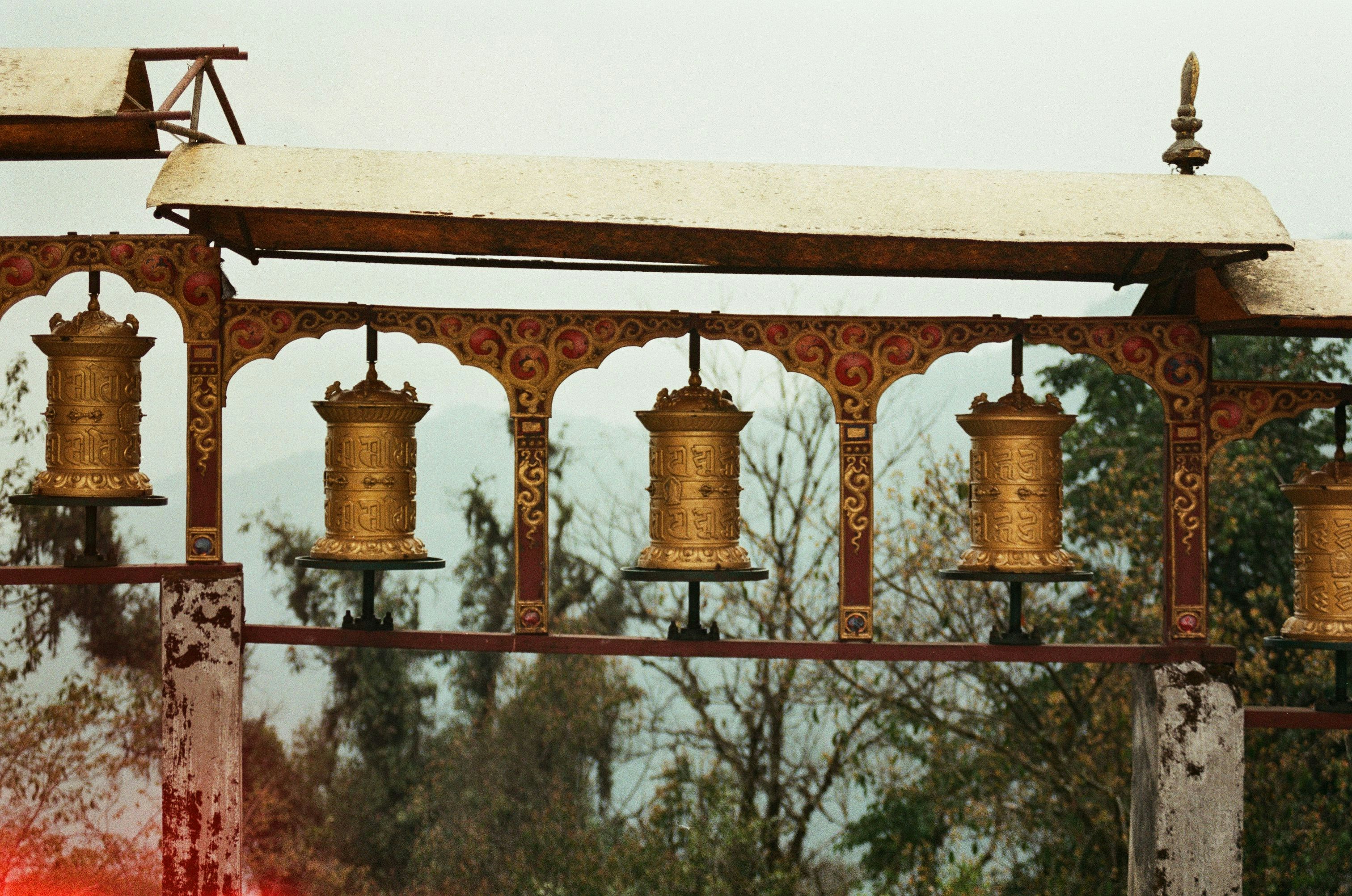 A bunch of bells that are on a pole photo – Free Bell Image on Unsplash