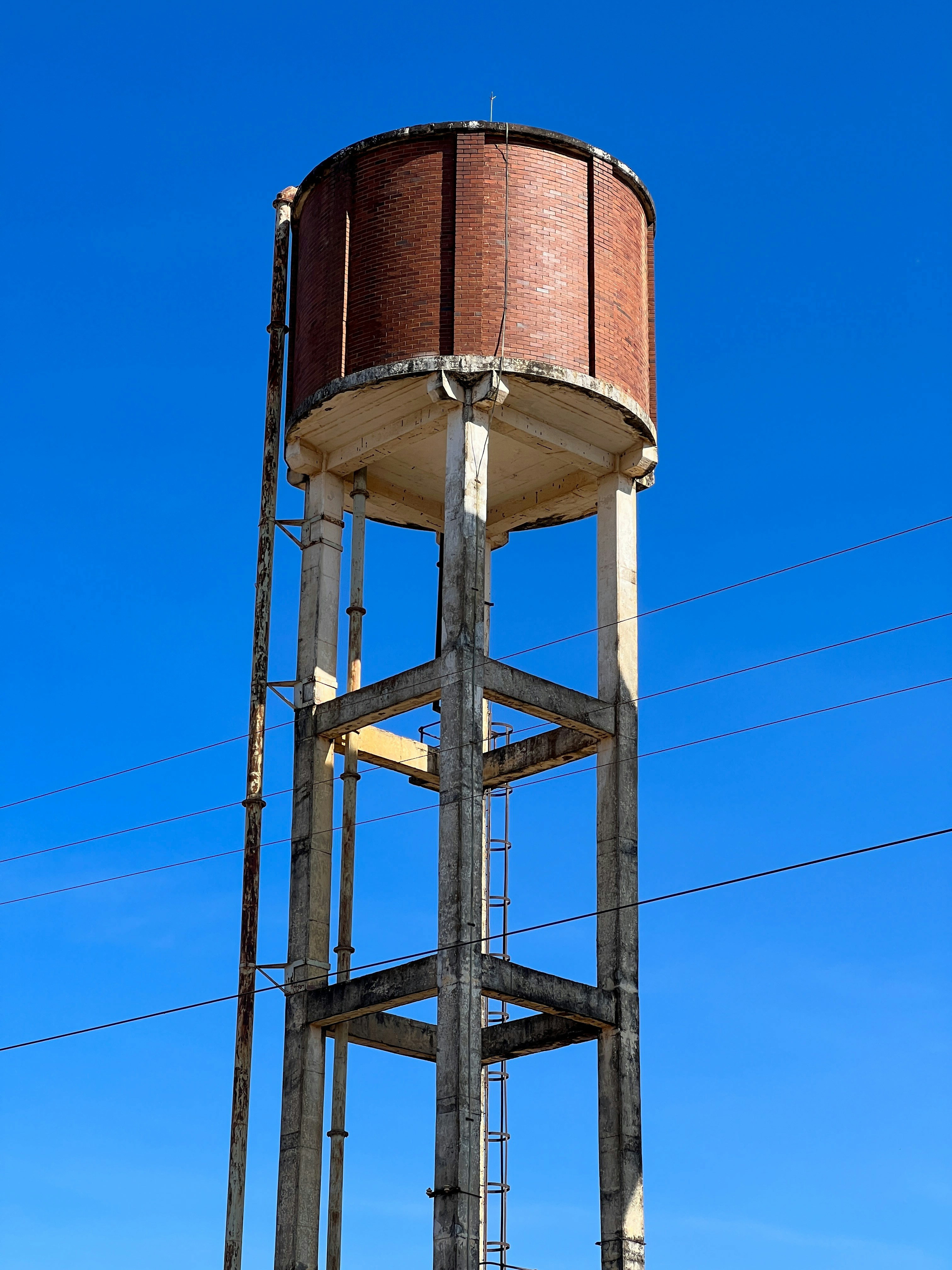 A tall water tower with a sky background photo – Free Tank Image on ...