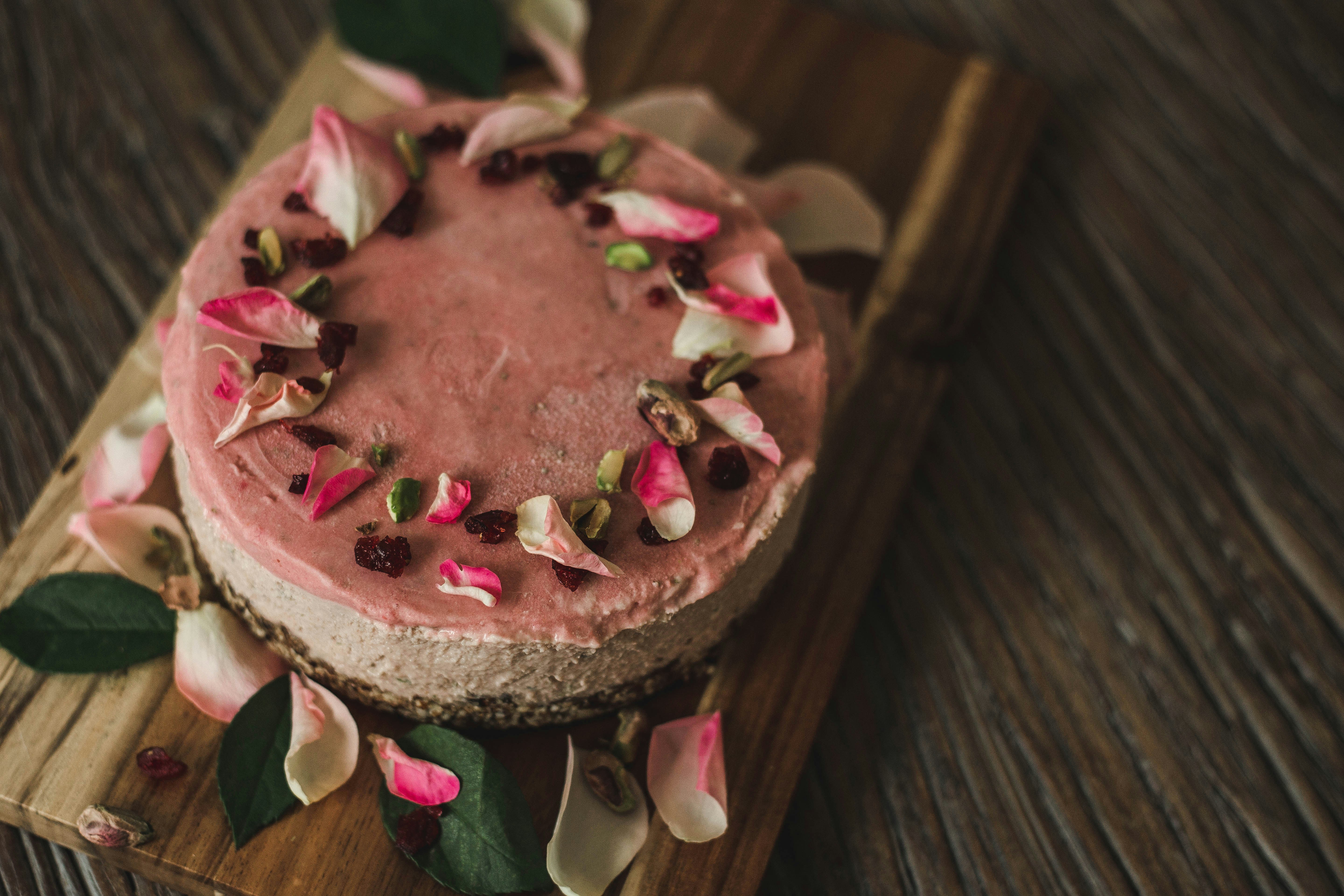 A close up of a cake on a cutting board photo – Free Sande municipality ...